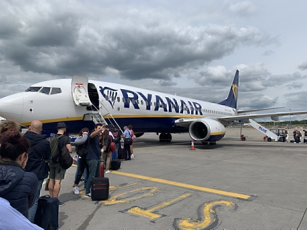 Jet Bridges vs. Remote Stands – What Are The Benefits Of Each?