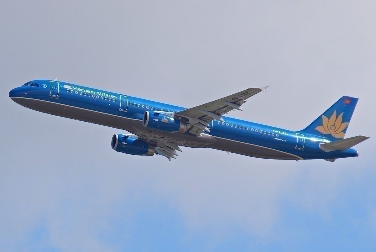 Grass Catches Fire Following Vietnam Airlines A321 Tire Explosion