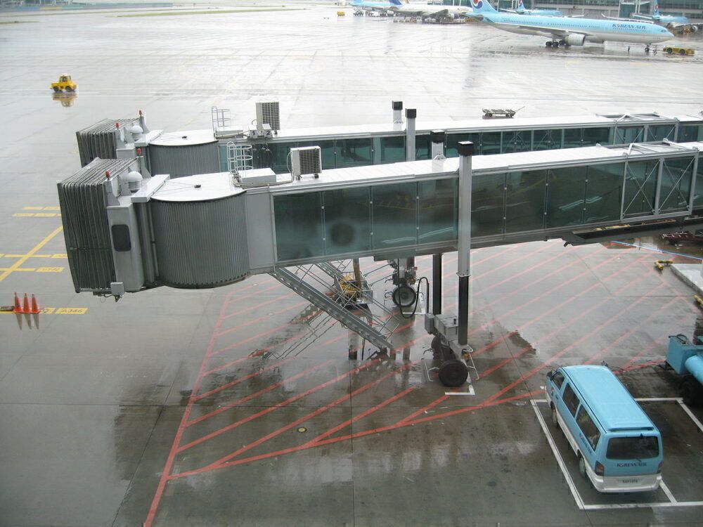 Do Any Airports Still Have Over Wing Jet Bridges?
