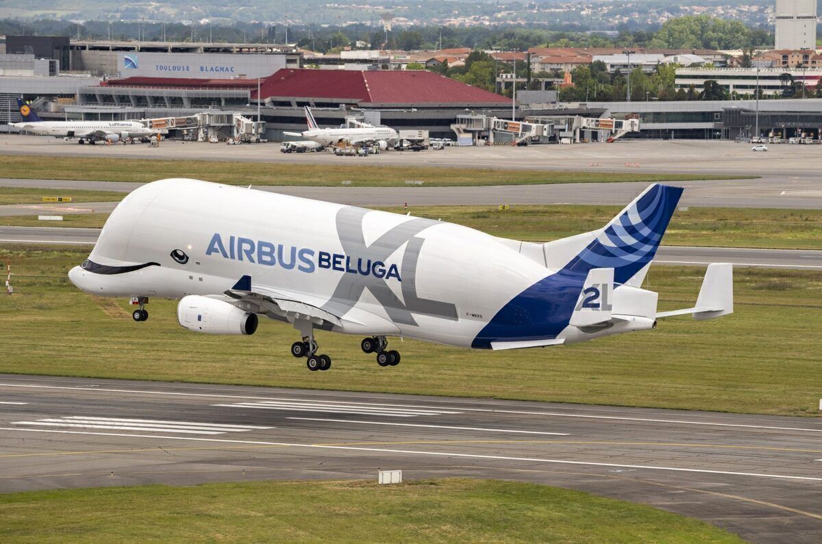 The Battle Of The Beasts: The Boeing Dreamlifter vs Airbus Beluga XL