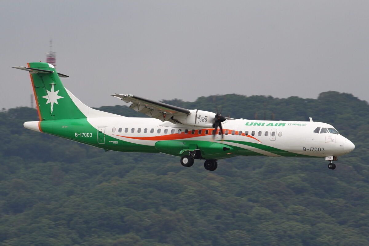 UNI Air ATR-72 Lands Safely In Taipei Following Tire Damage