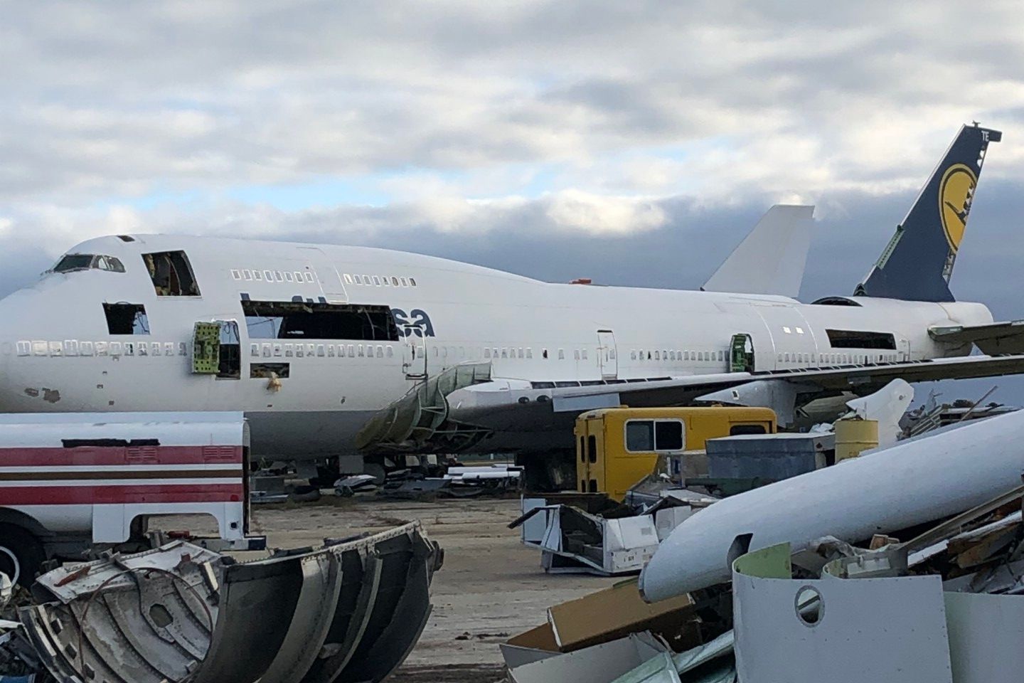 The Queen In Your Hands? Lufthansa 747-400 Combi Parts Go On Sale