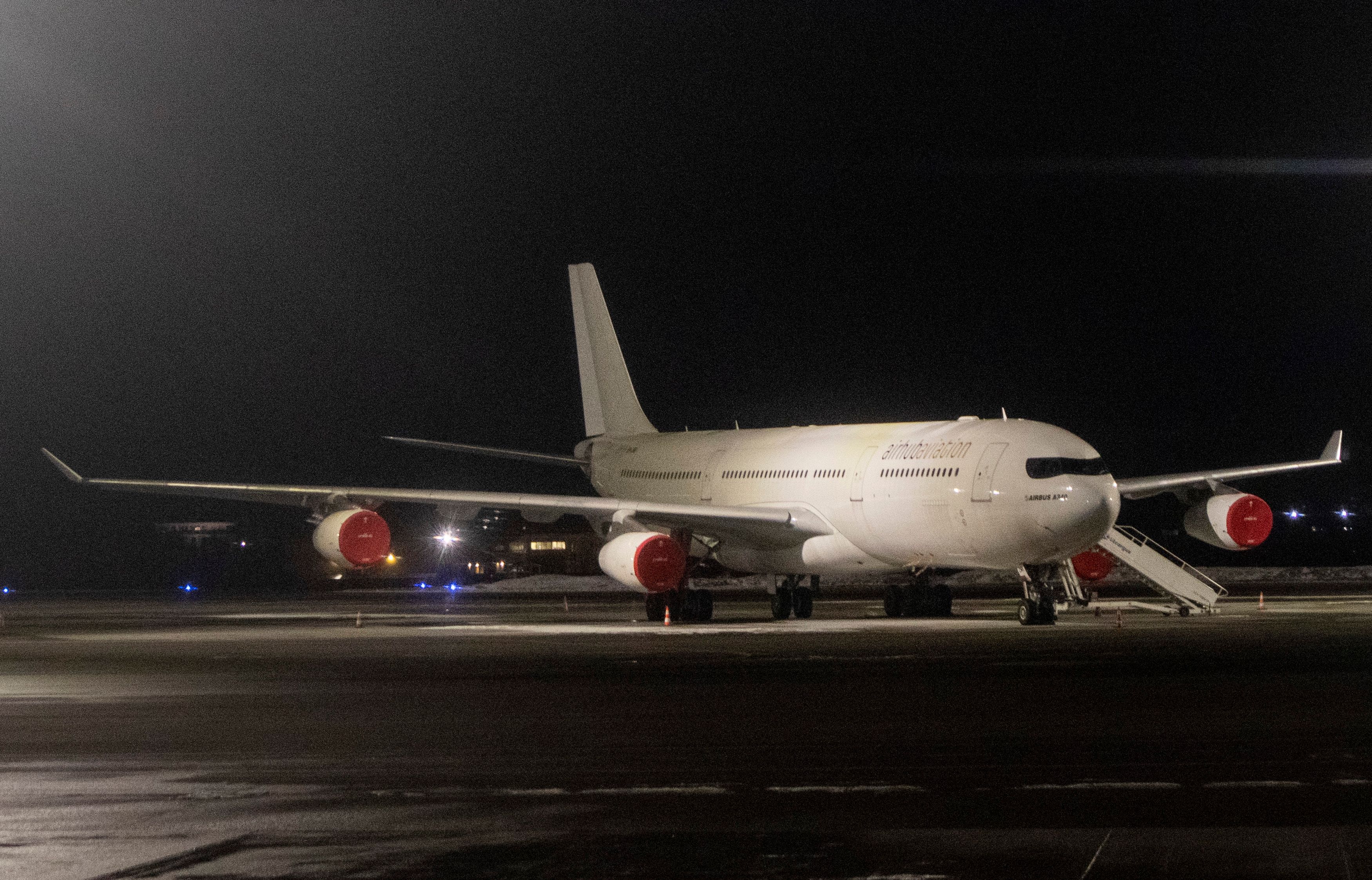 Which Airlines Have 'Mask-Style' Cockpit Windows?