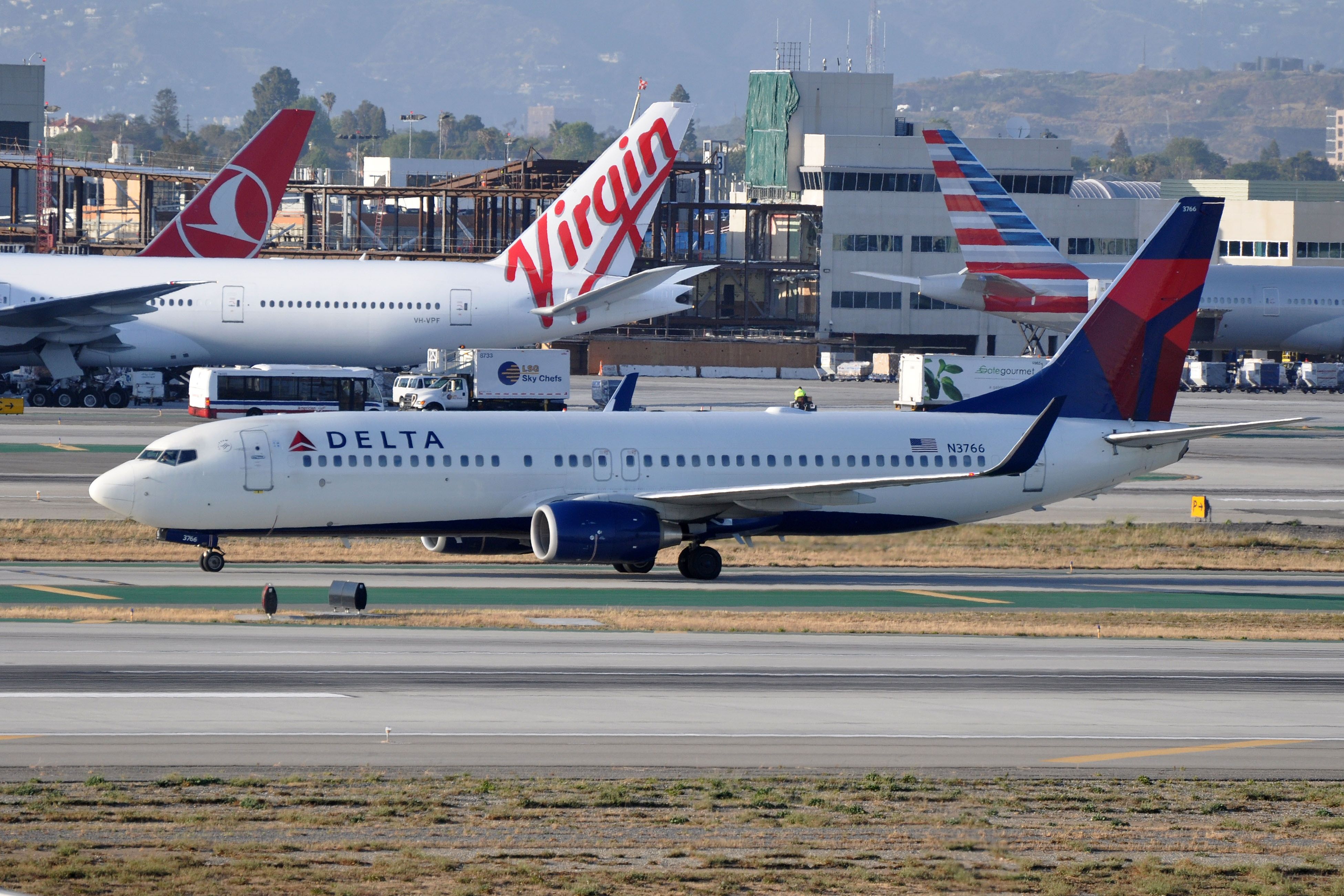 Delta Air Lines Boeing 737 Loses Engine Cowling En Route To Los Angeles