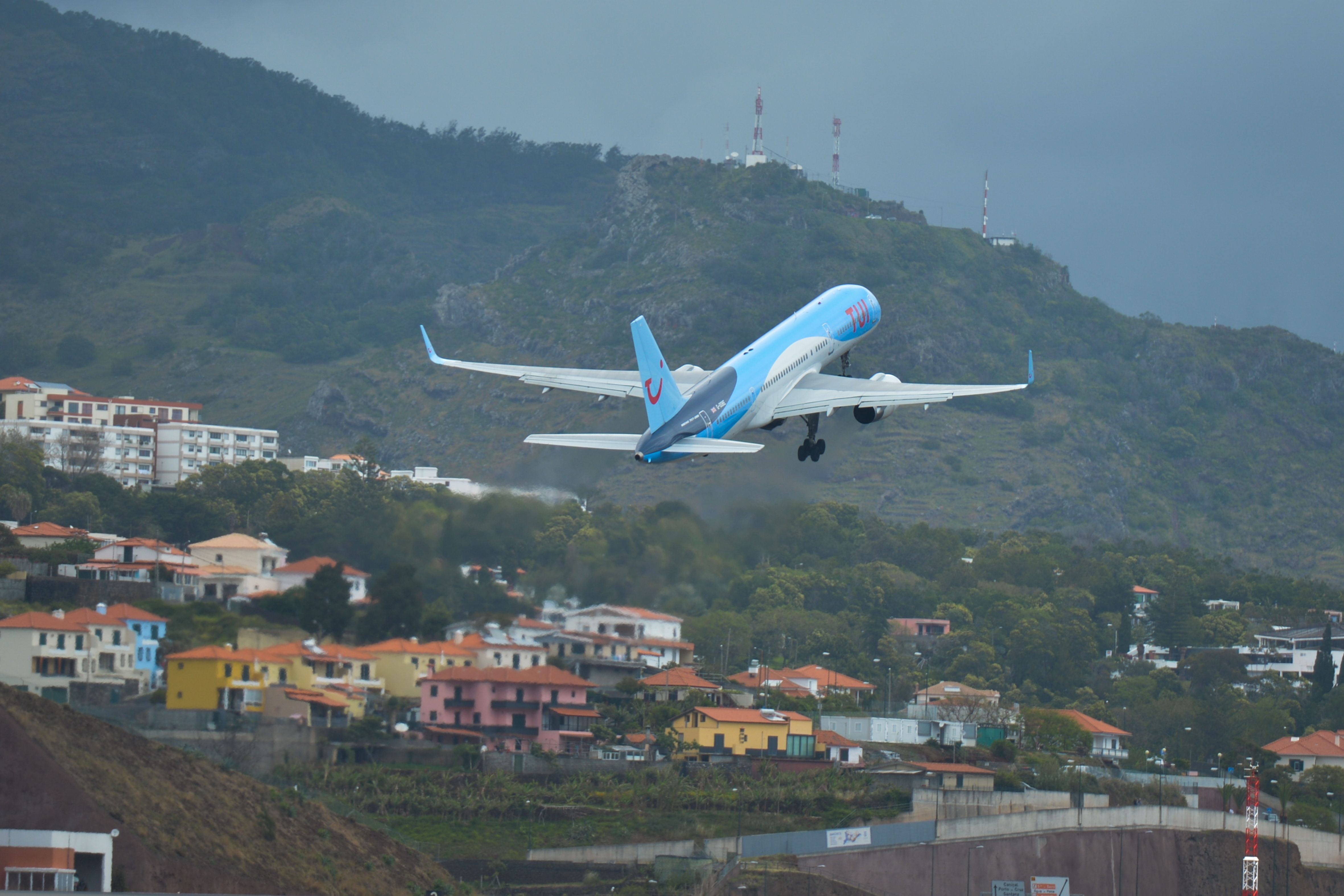 The Story Of Madeira Airport's Multiple Runway Extensions
