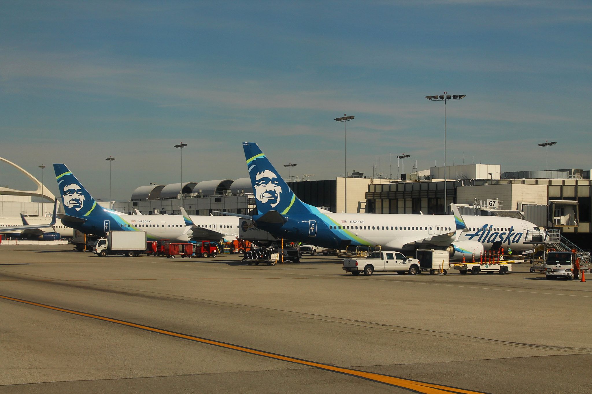 Alaska Airlines Boeing 737 Loses Engine Cowling