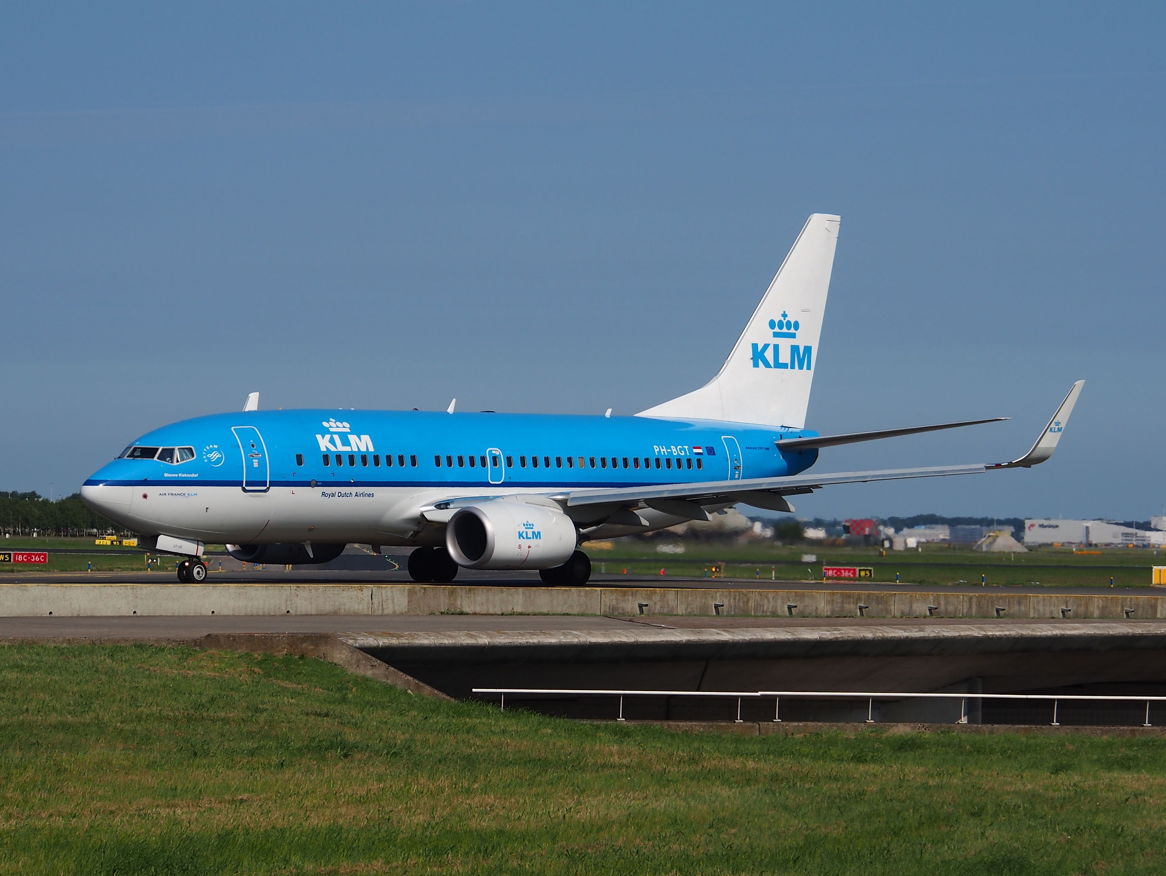 KLM Boeing 737-700 Lands In Amsterdam With Open Cargo Door
