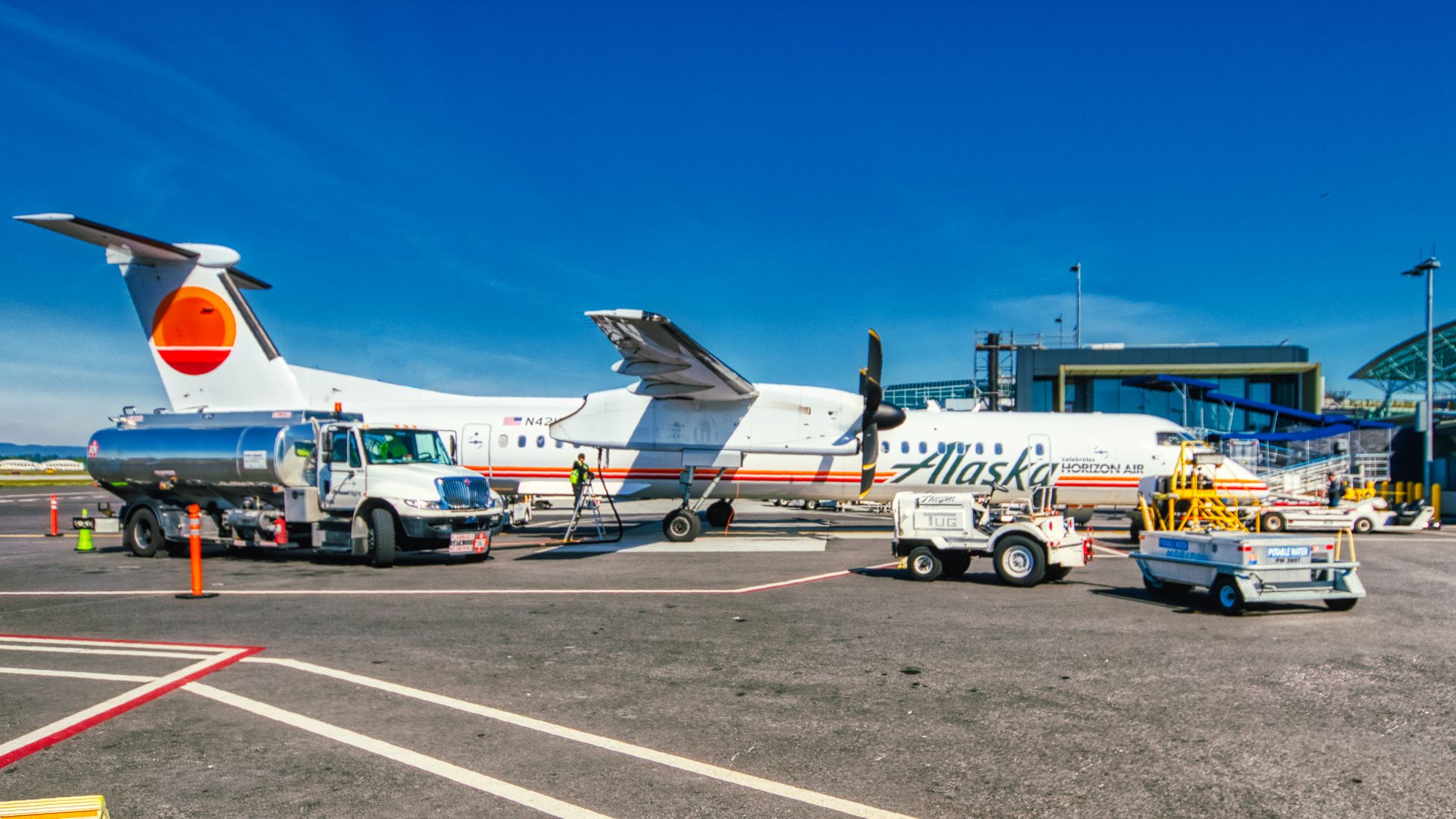 Alaska Airlines' Horizon Air Unveils Stunning Embraer E175 Retrojet