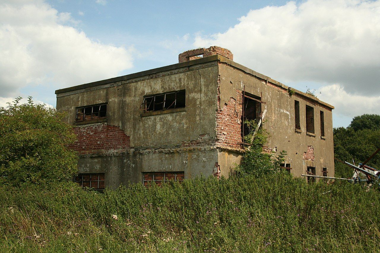 Cessna 182Q Hits Road Vehicle In Buckingham During Landing Attempt