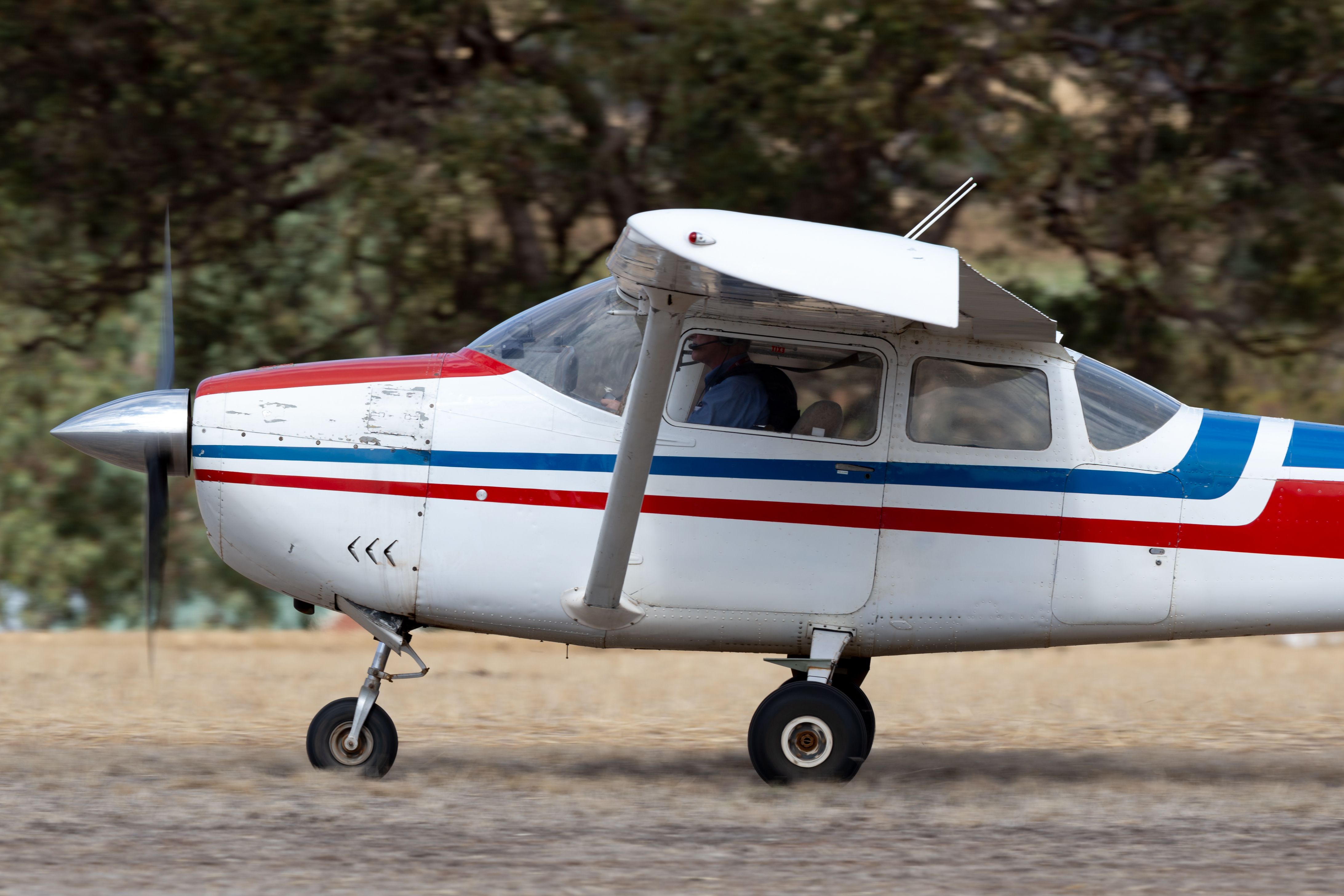 Cessna 182Q Hits Road Vehicle In Buckingham During Landing Attempt