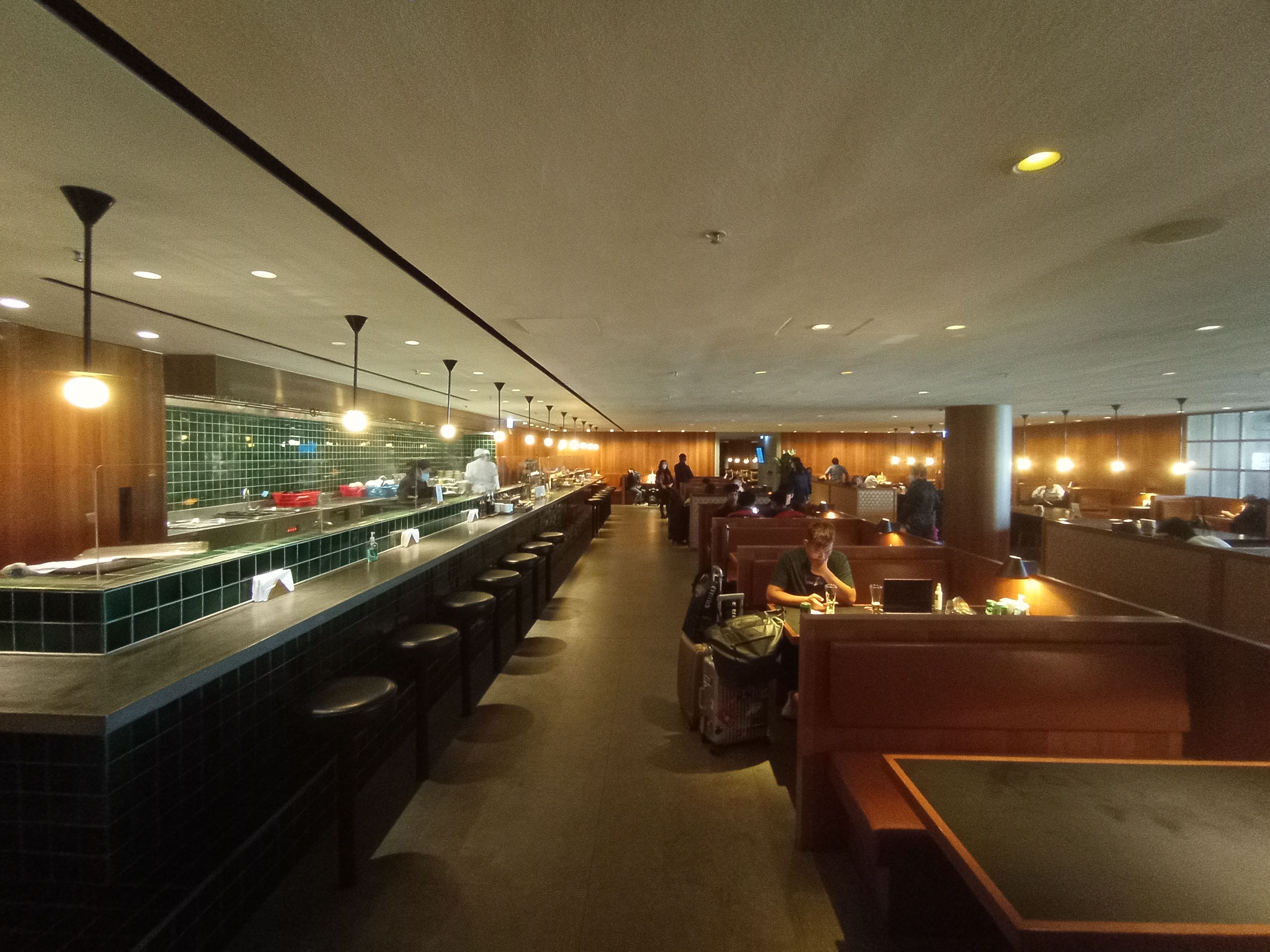 Lounge Review: Cathay Pacific The Deck Lounge in Hong Kong