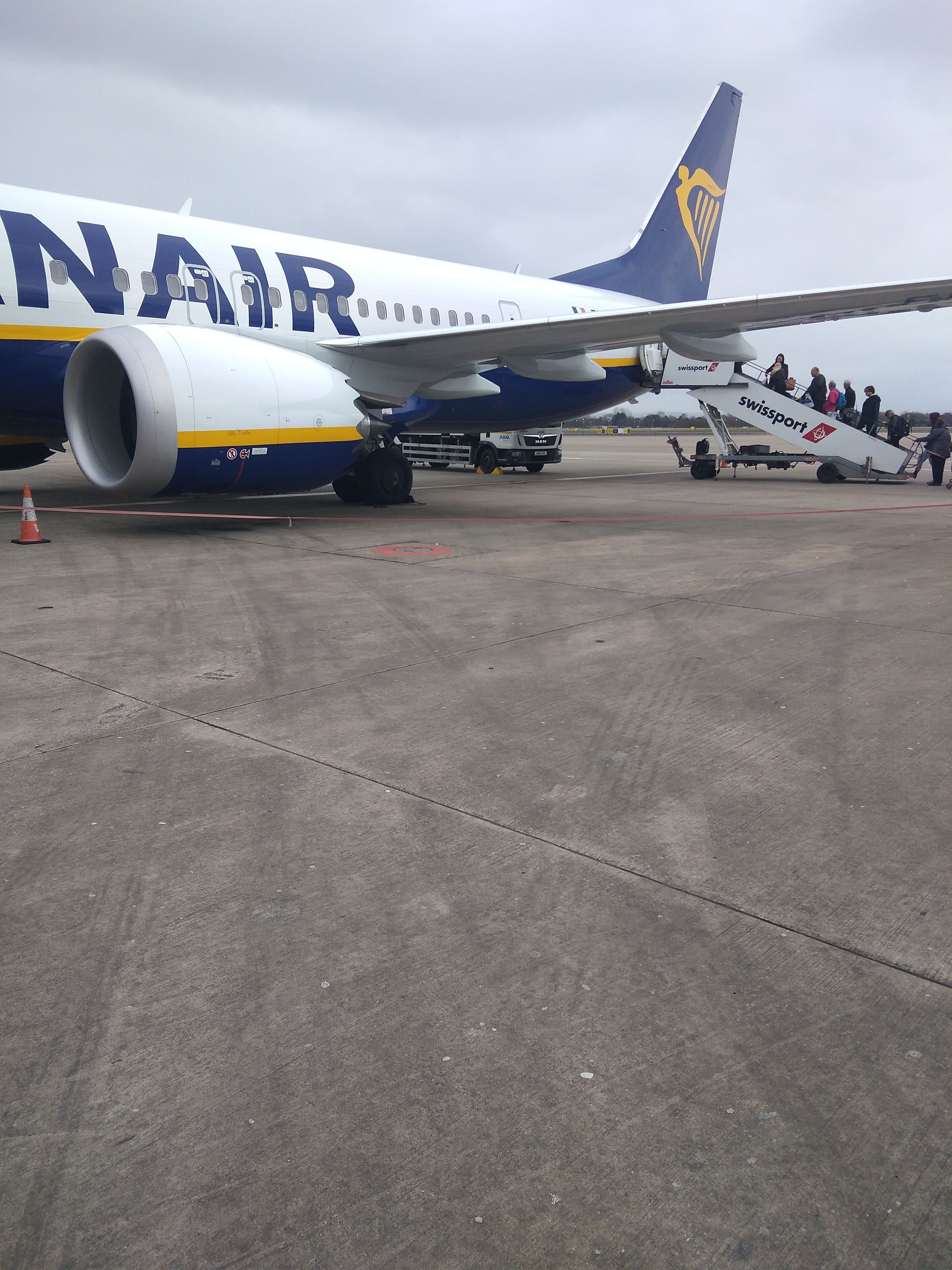 Onboard Experience On Ryanair's Boeing 737-800 & MAX 8-200 Compared