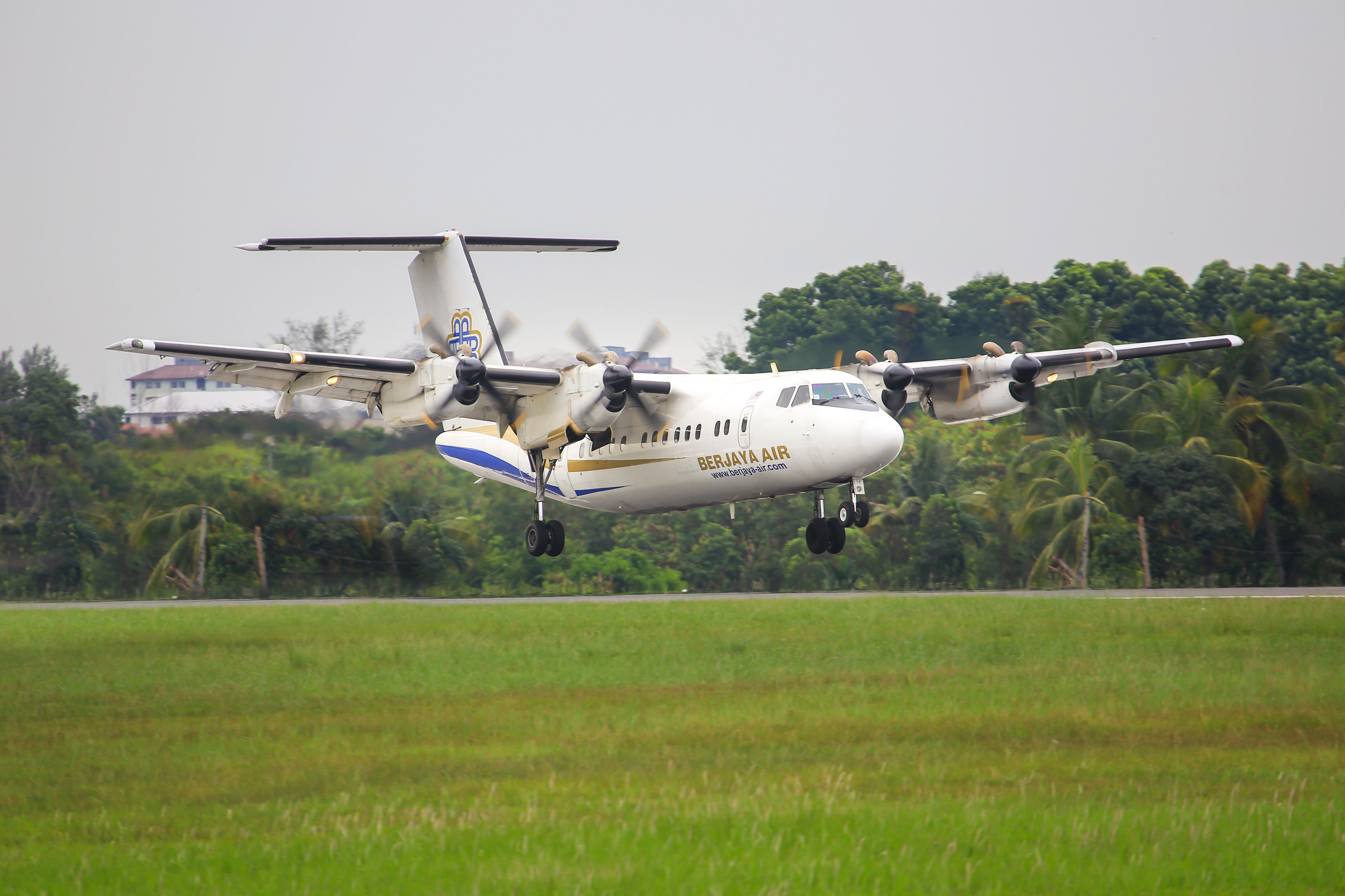 Four-Engine Turboprop: Who Flies The De Havilland Dash 7 In 2023?