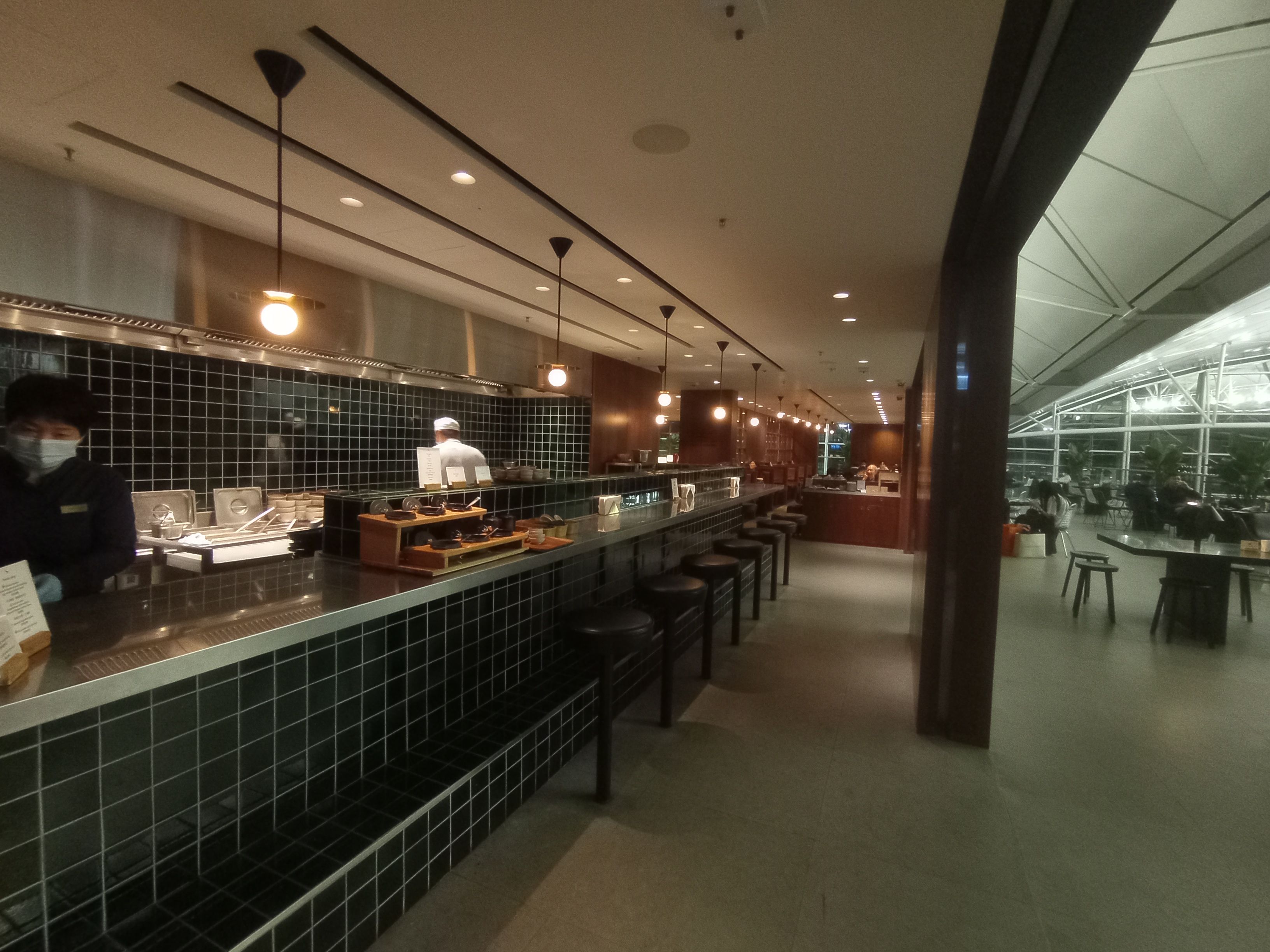 Lounge Review: Cathay Pacific The Deck Lounge in Hong Kong
