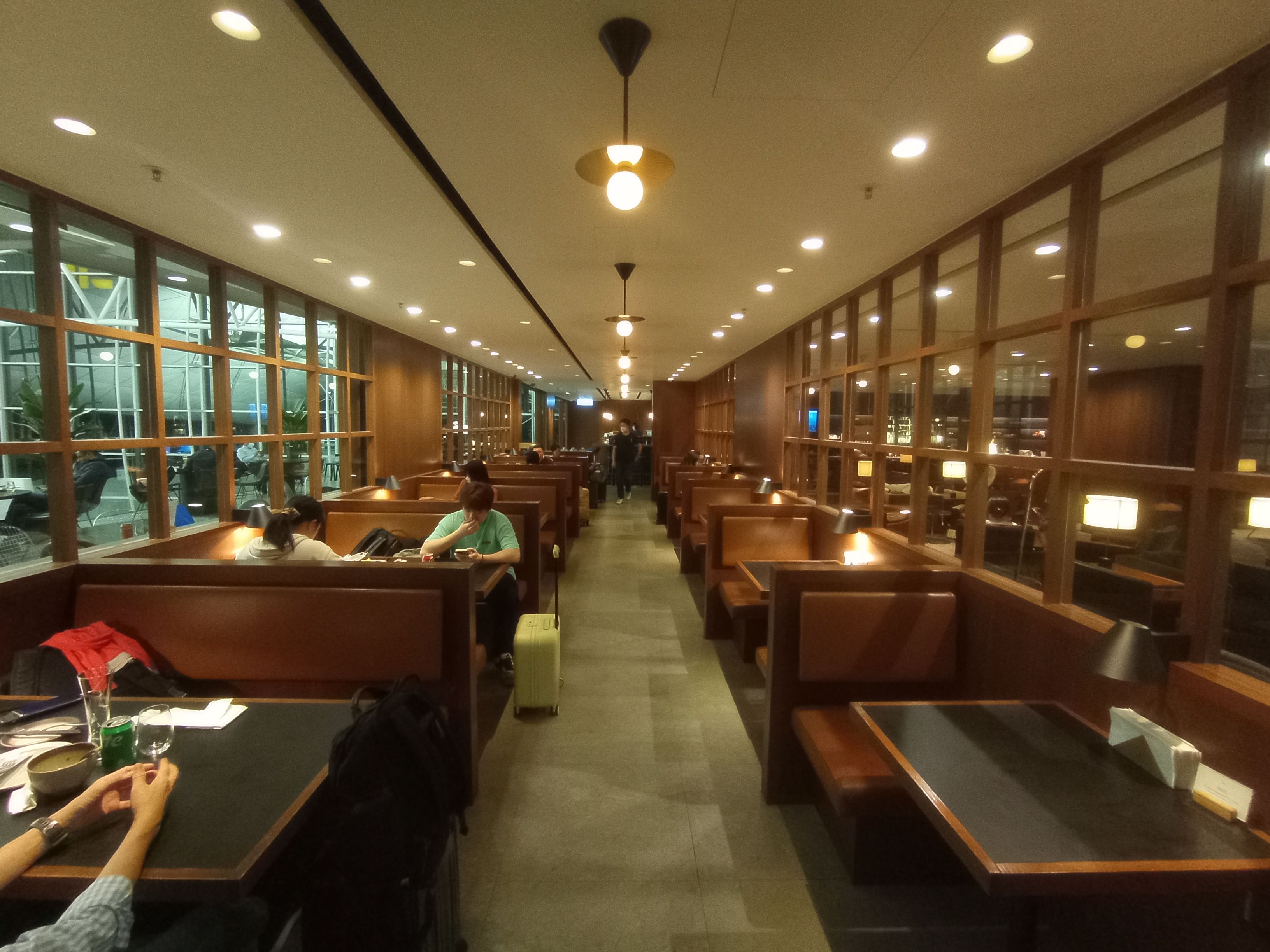 Lounge Review: Cathay Pacific The Deck Lounge in Hong Kong