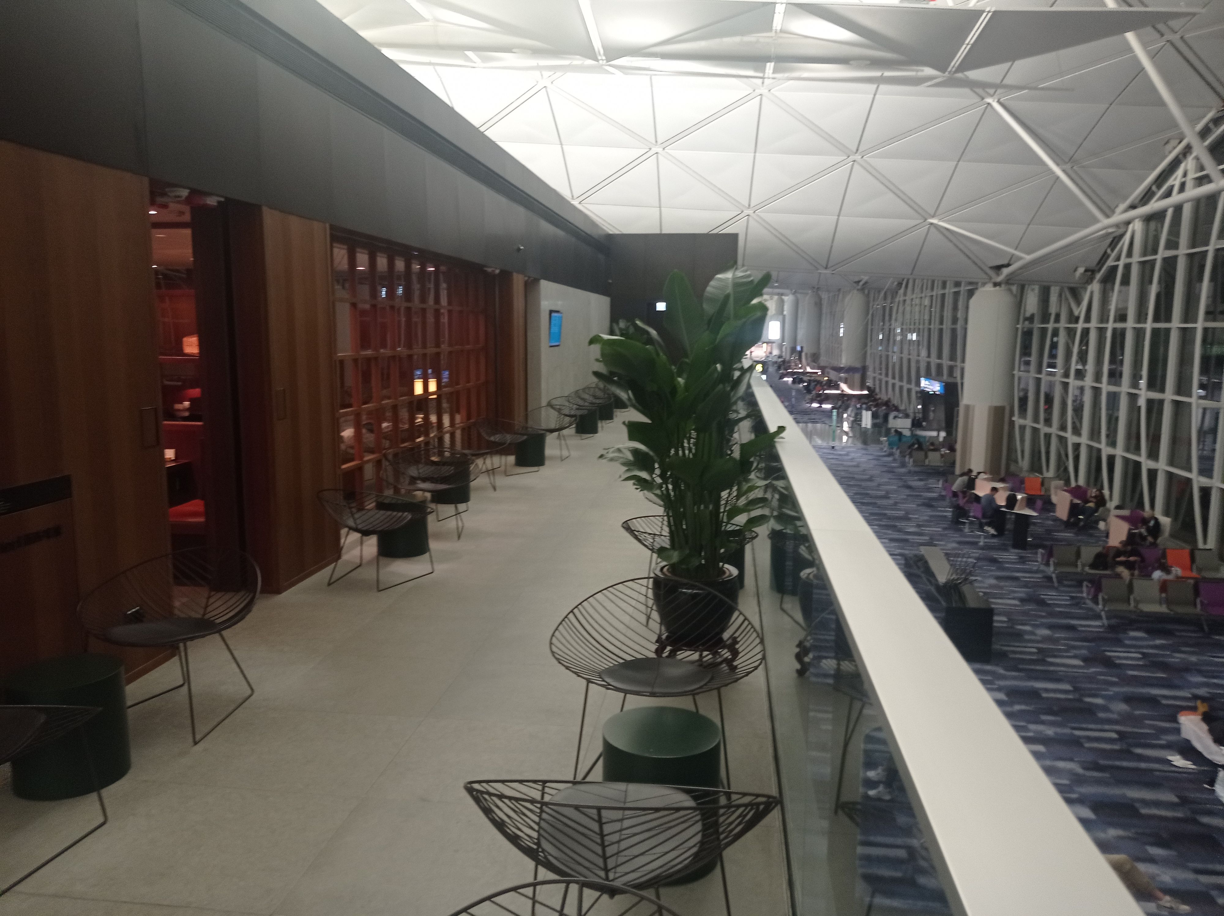 Lounge Review: Cathay Pacific The Deck Lounge in Hong Kong