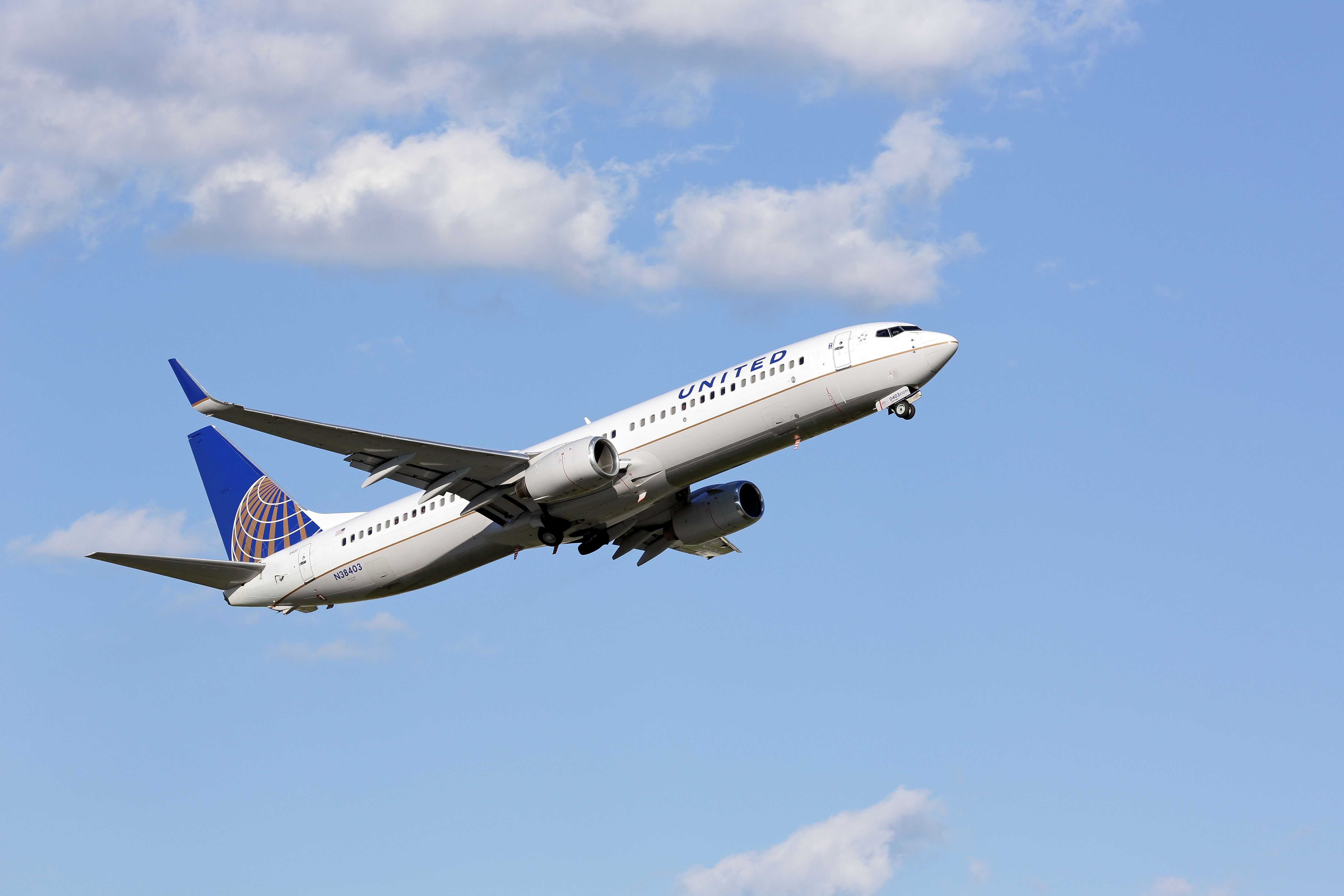 United Airlines Boeing 737 Diverts After Flight Deck Window 'Pops Open'