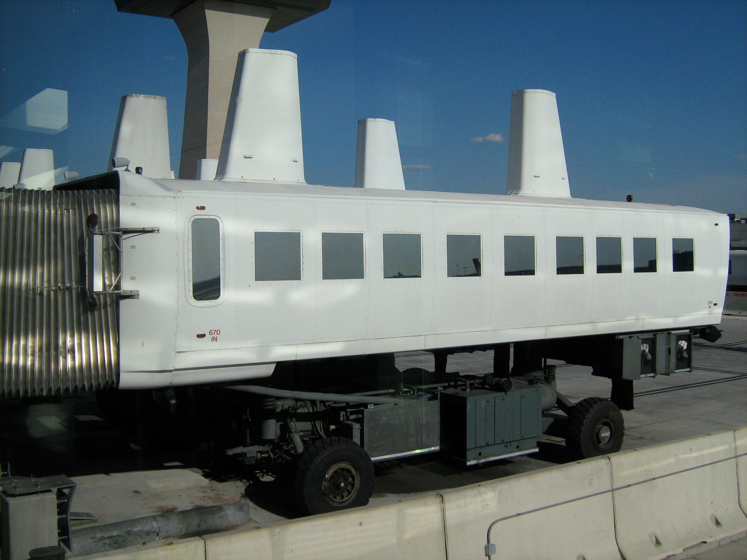 Washington Dulles 'Plane Mates' Mobile Lounges Set For $16 Million Overhaul