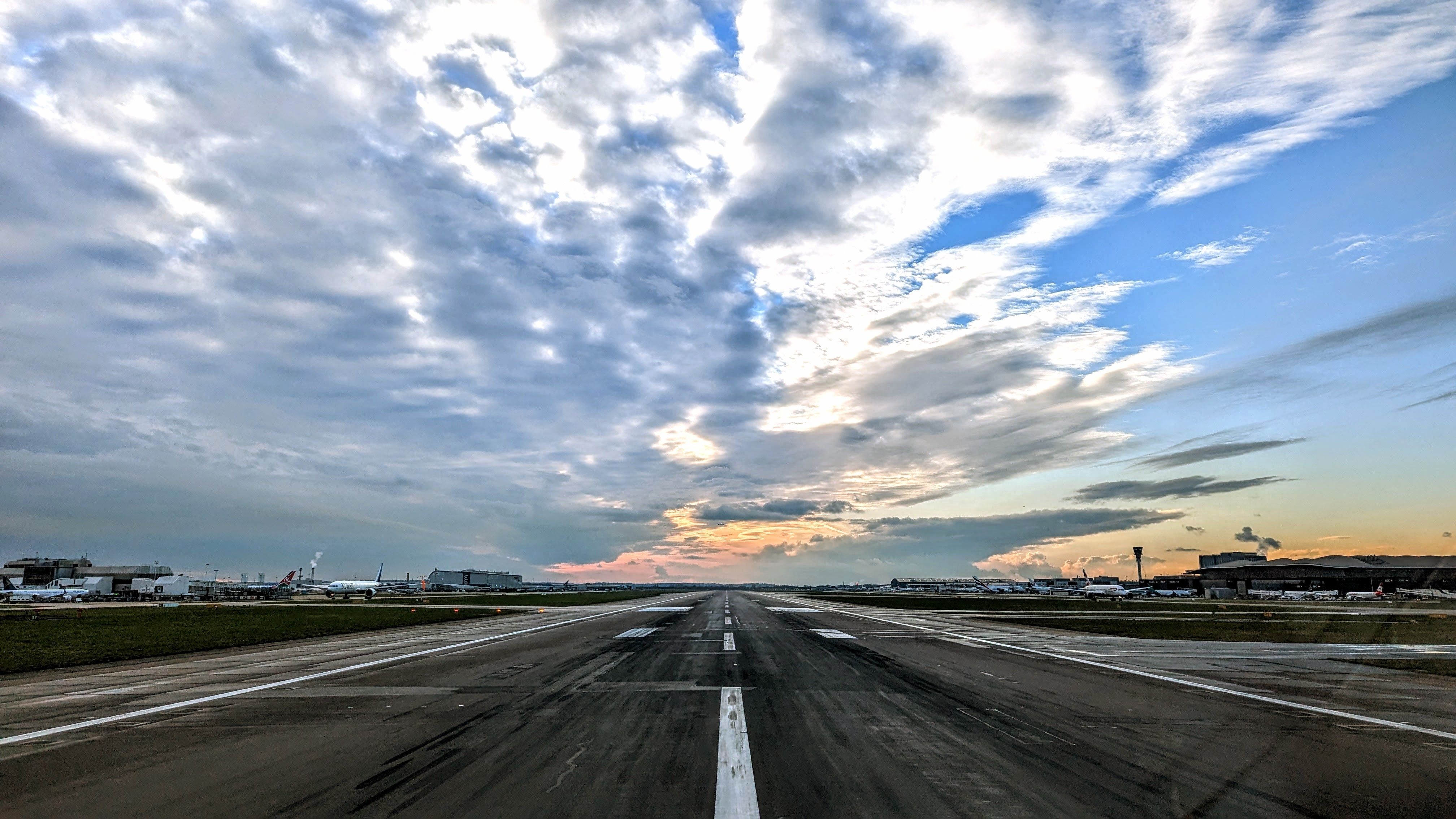 How Does London Heathrow Airport Manage Its Runway Usage?