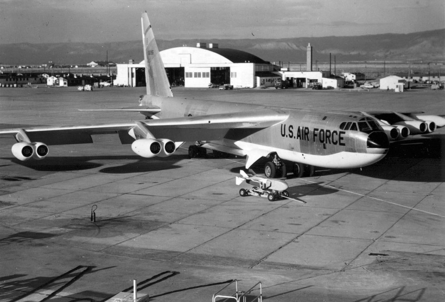 Unbelievable: How A Boeing B-52 Stratofortress Once Flew & Landed ...