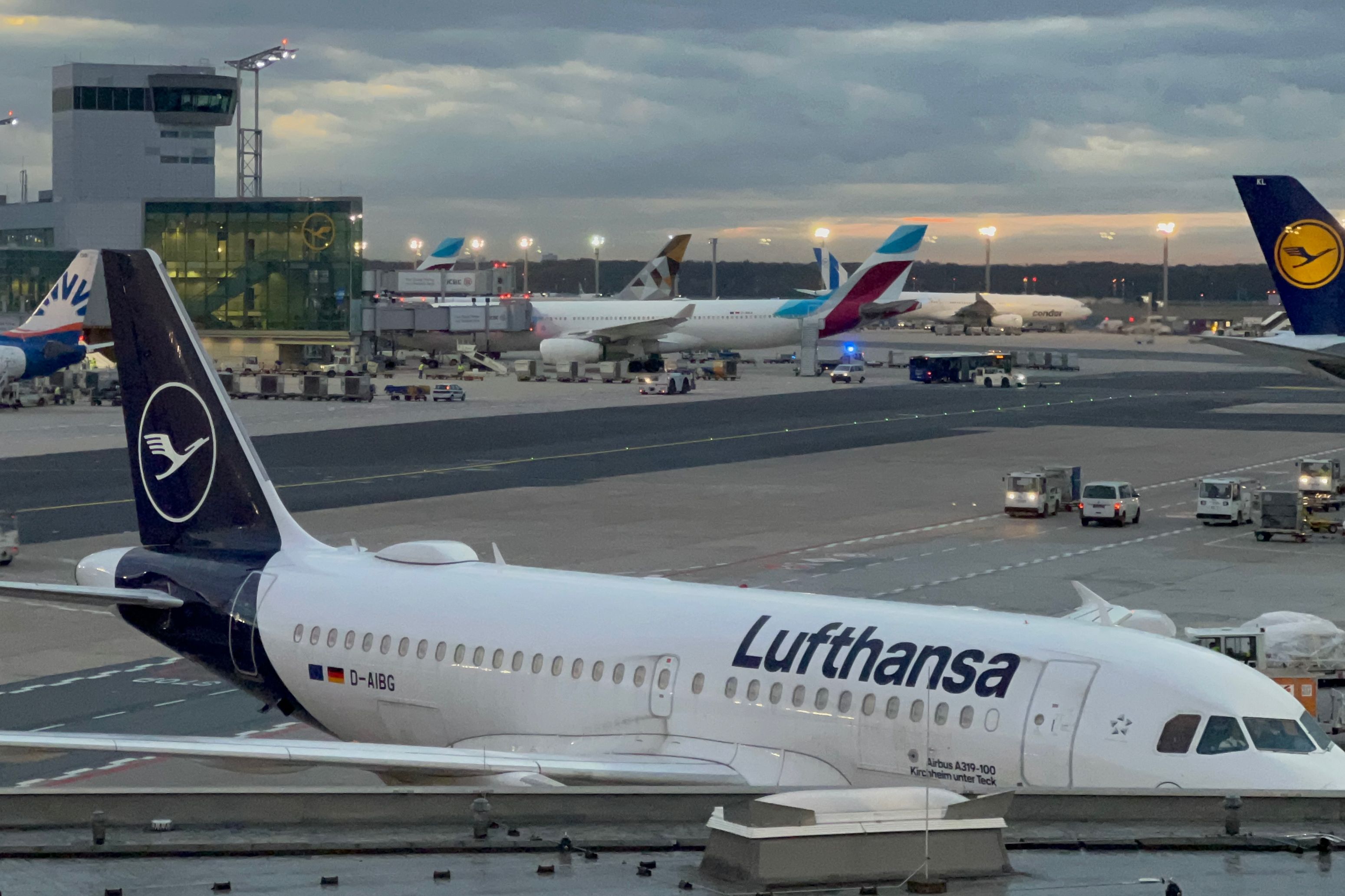 UFO Over NYC? Airline Passenger Records Cylinder In The Sky Near ...