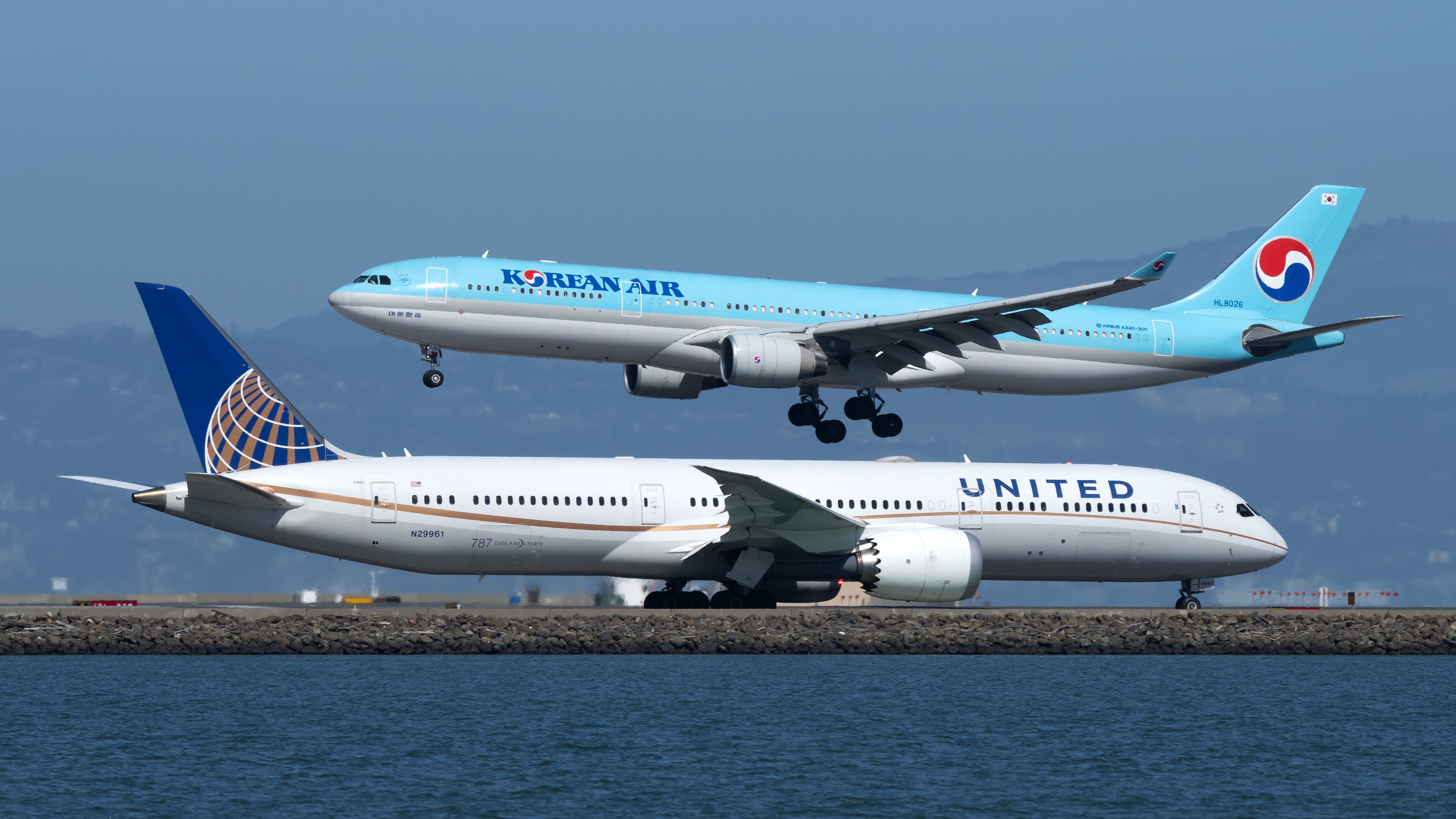 United Airlines Downgrades Business Class Passengers On Boeing 787 To ...