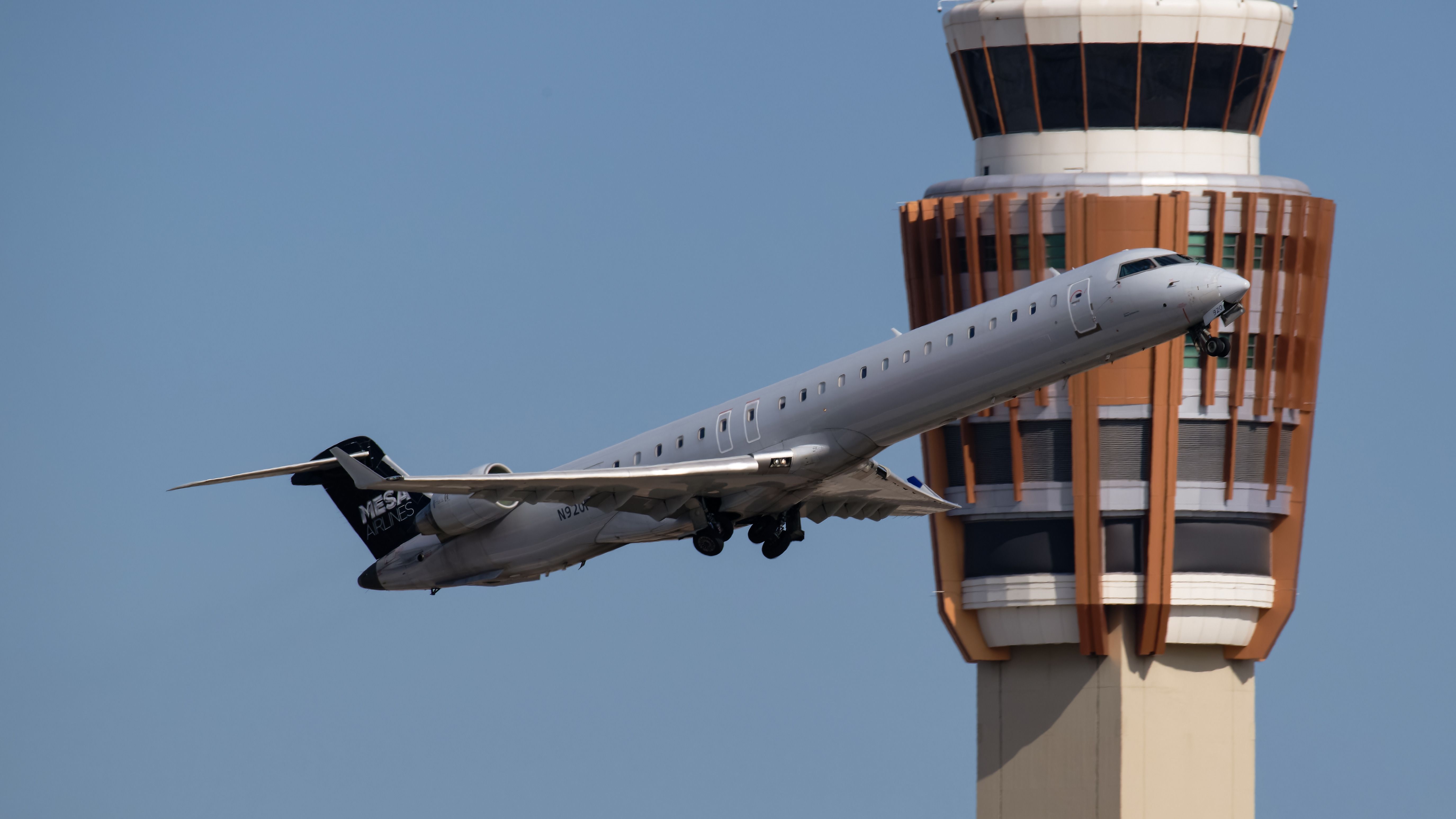 CRJ-900 Operating For United Airlines Found Without Nose Gear Tire In ...