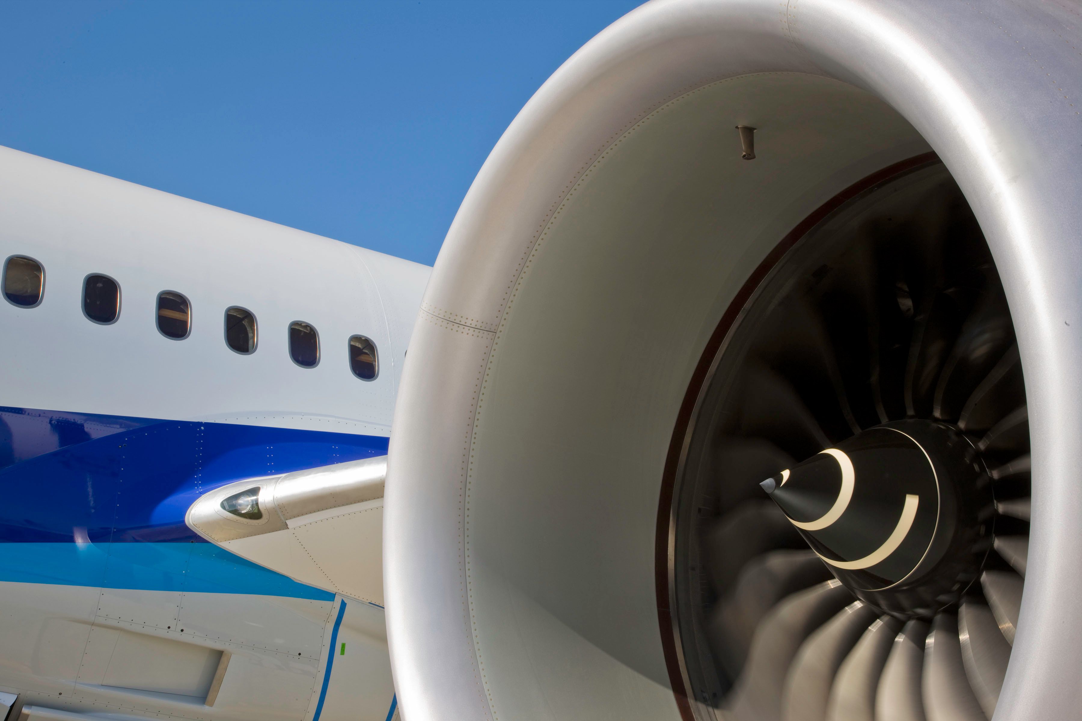 The Story Behind The Boeing 787 Dreamliner's Impressive Wing Flex