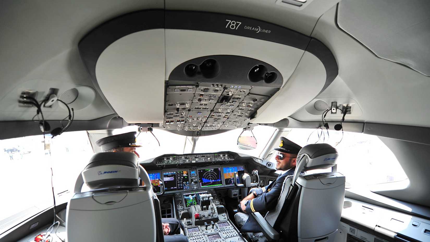 Why Does Boeing Use Yokes & Airbus Aircraft Have Side Sticks?