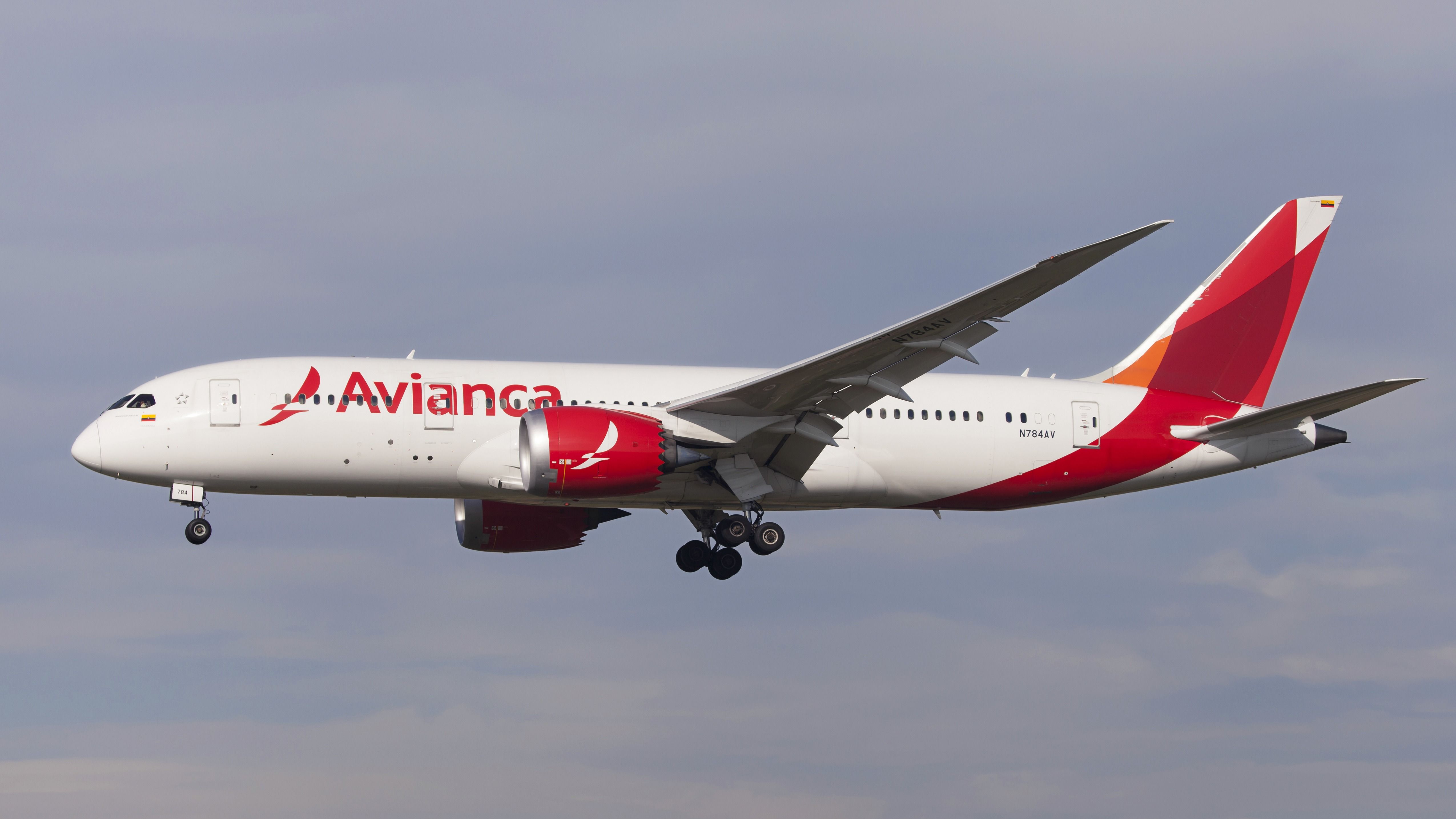 avianca Boeing 787 Diverts To The Azores After Crew Shuts Engine Over ...