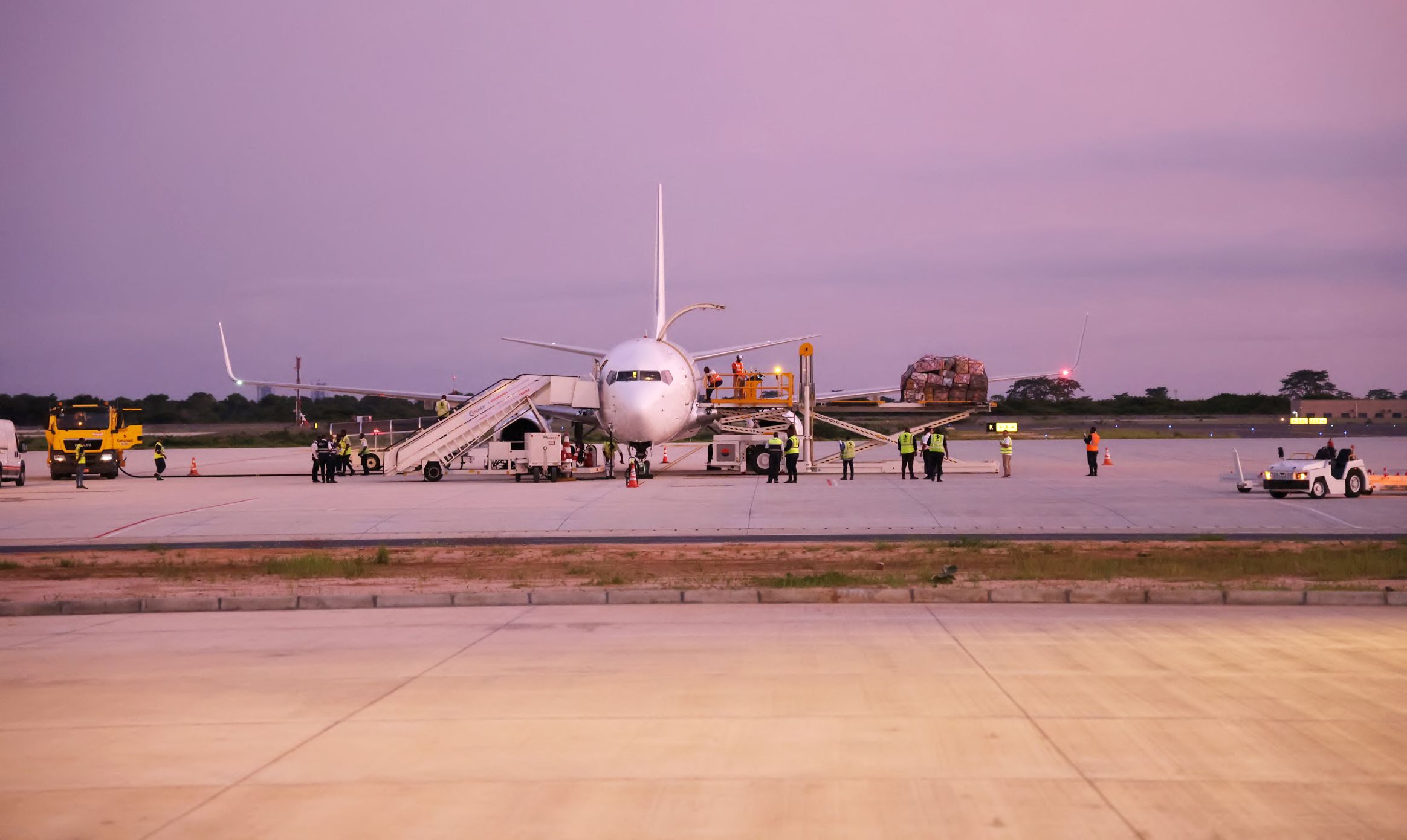 TAAG & NAM Renew Long Term Boeing 747-400 Freighter Agreement