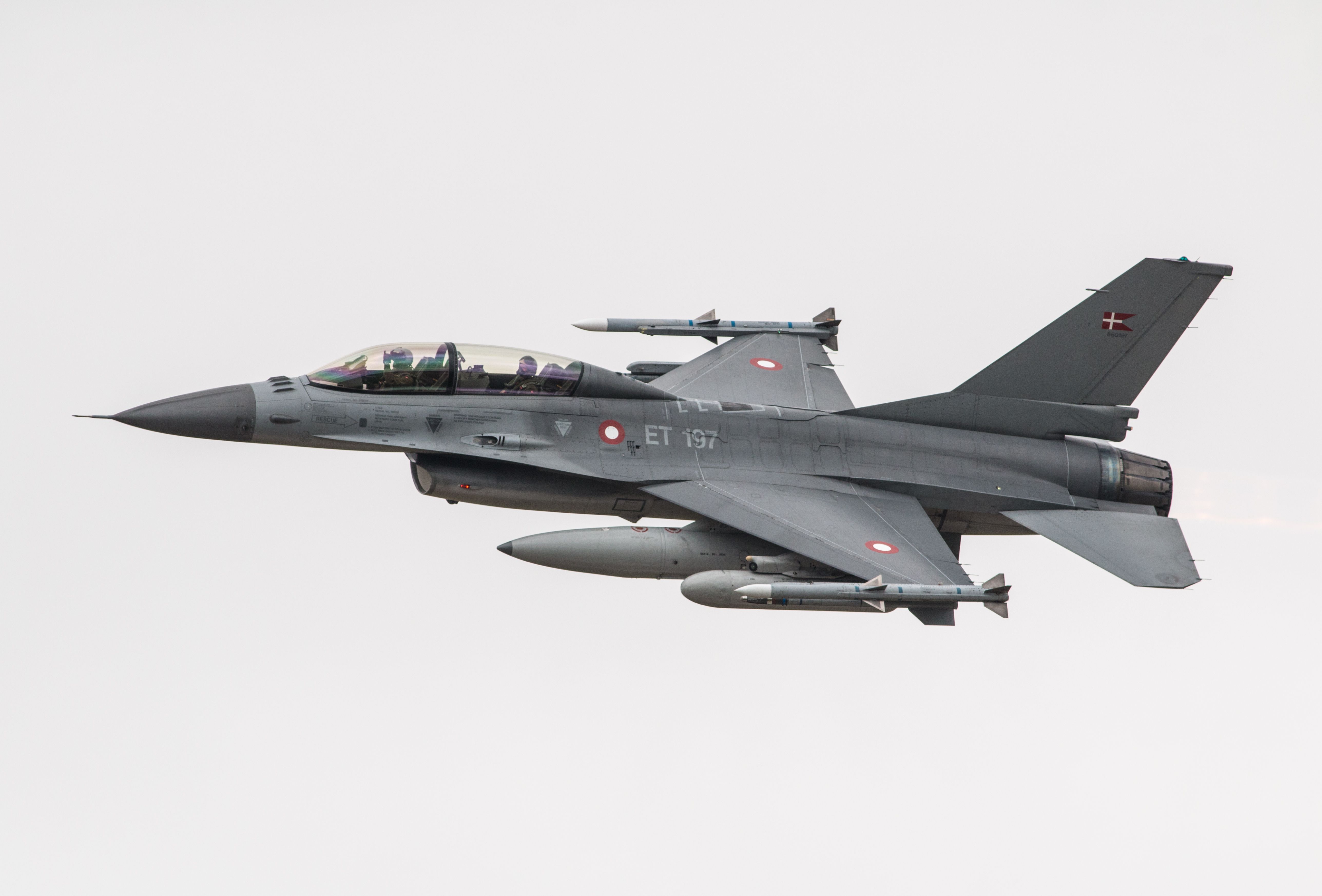 Le Danemark dévoile la nouvelle livrée du 50e anniversaire du E-006 Dannenbrog F-16 alors que l ...