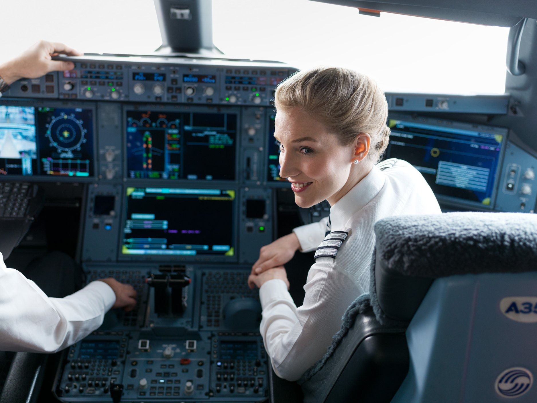 フィンエアーのフライトアカデミー内部、パイロットの応募受付開始