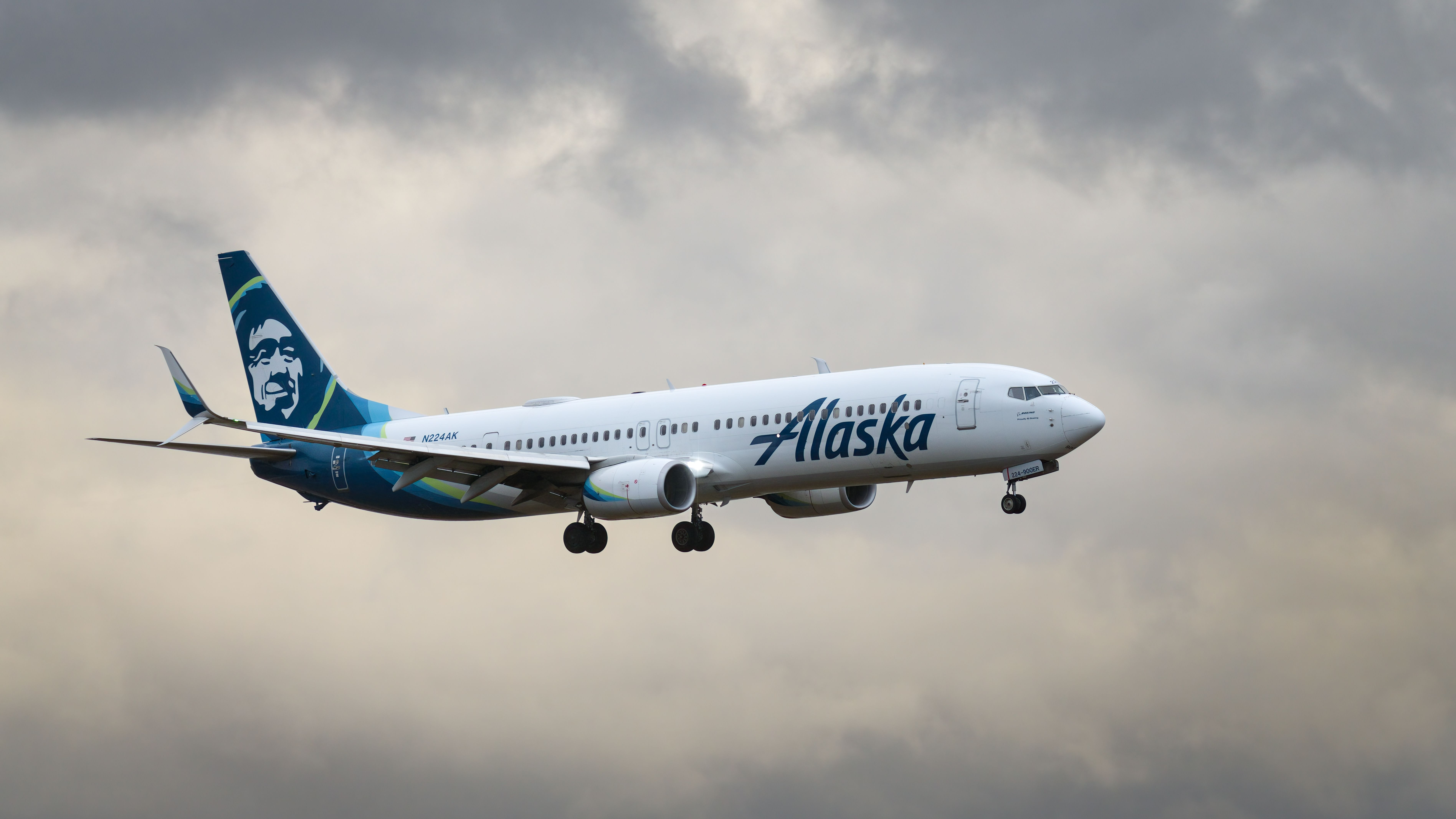 Alaska Airlines Boeing 737-900ER Arrives In Portland With Cargo Door ...