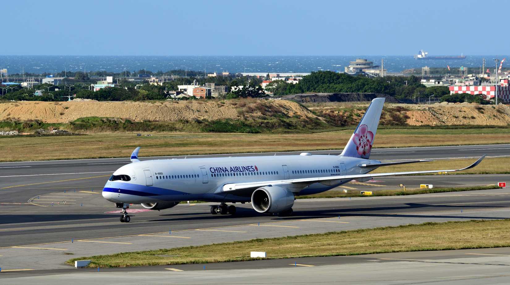 Wow: 5 Unique Airline Liveries That Make A Colorful Splash All Over The ...