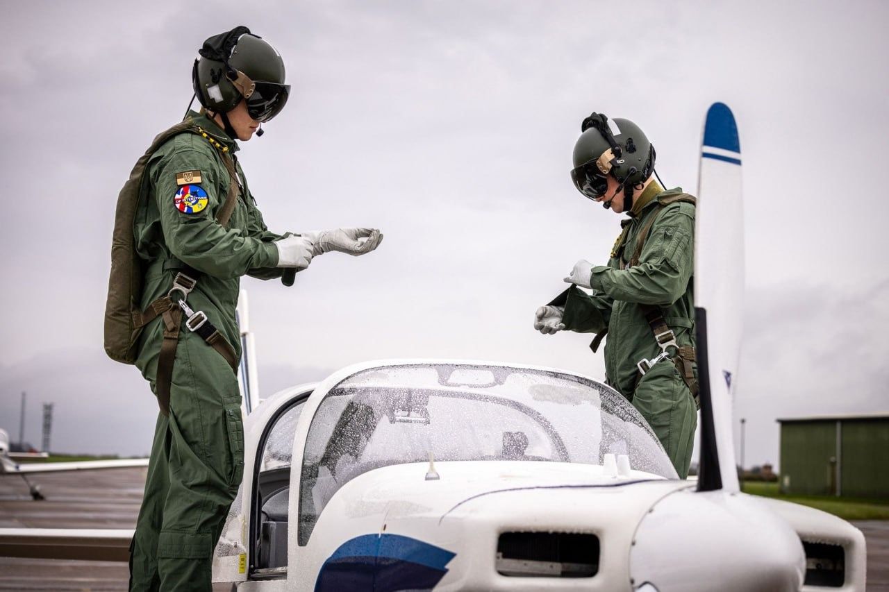 First 10 Ukrainian Pilots Complete F 16 Royal Air Force Training