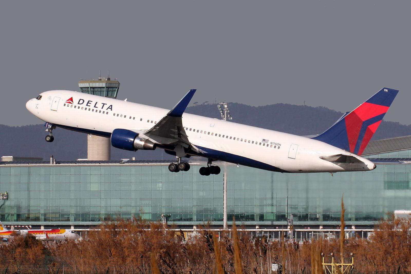 FAA Investigating: Delta Air Lines Boeing 767 Emergency Slide Falls Off ...