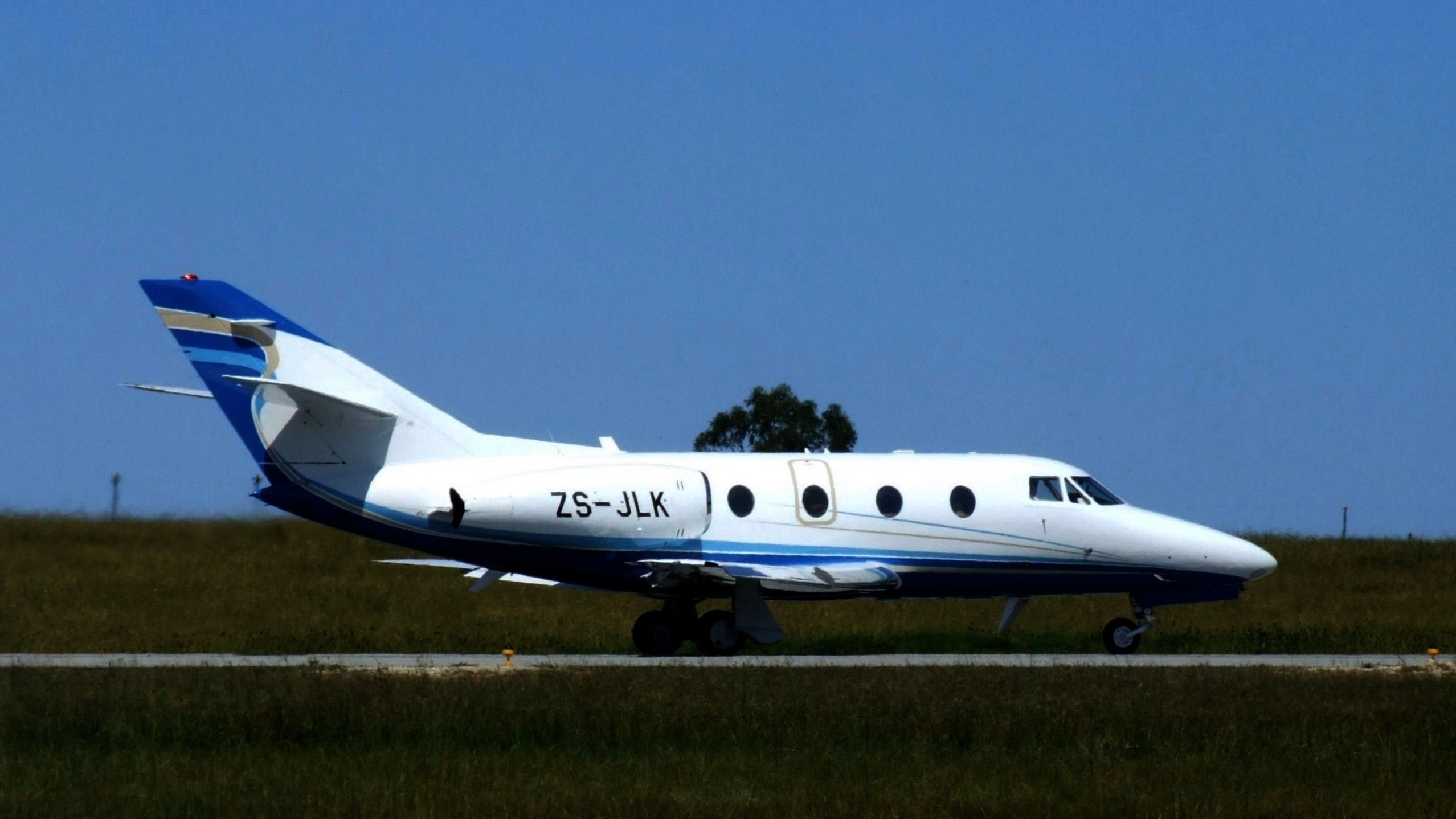 The Fastest Light Private Jet: A Look At The Dassault Falcon 10 Mystère