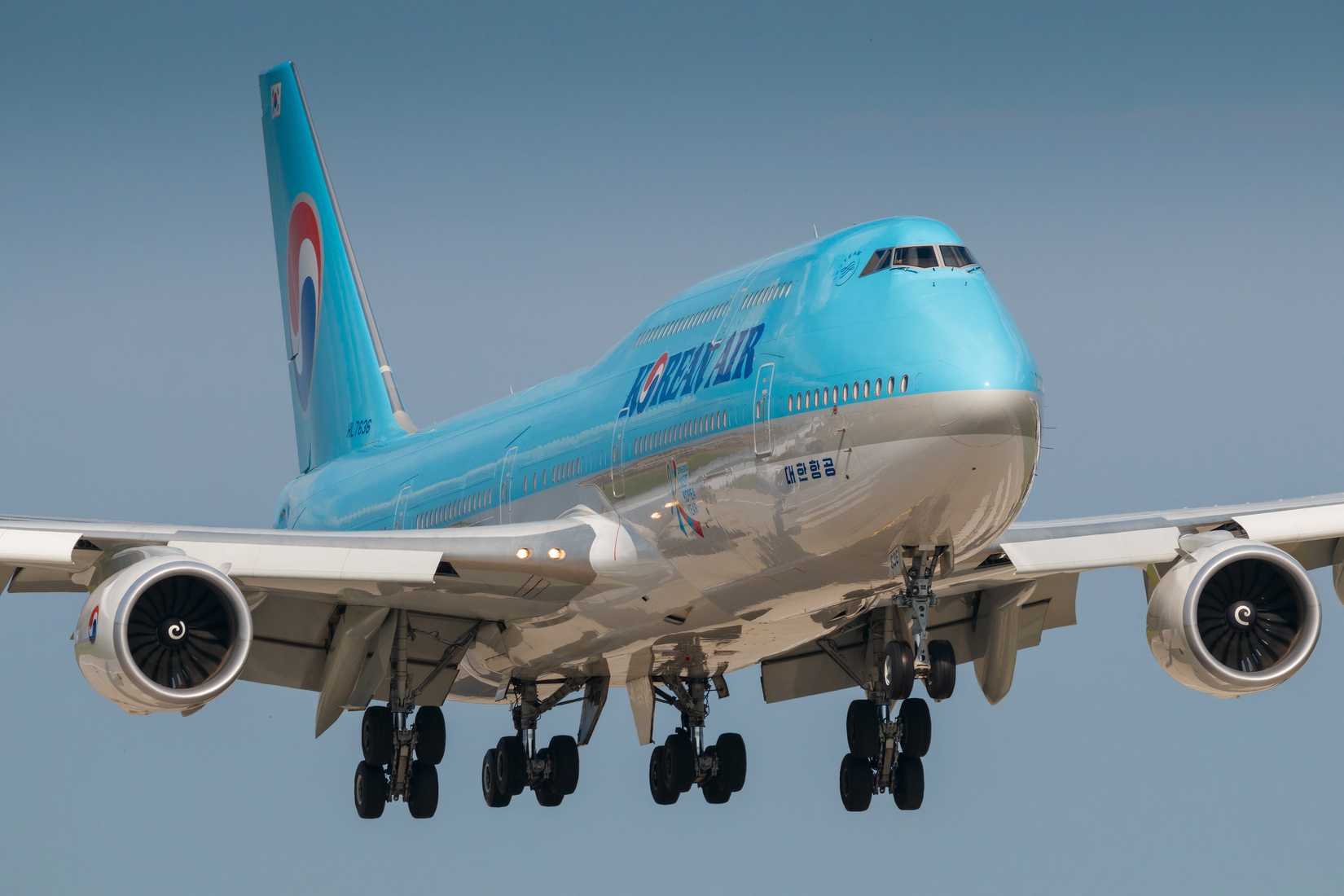 How Much Does A Boeing 747 Weigh?