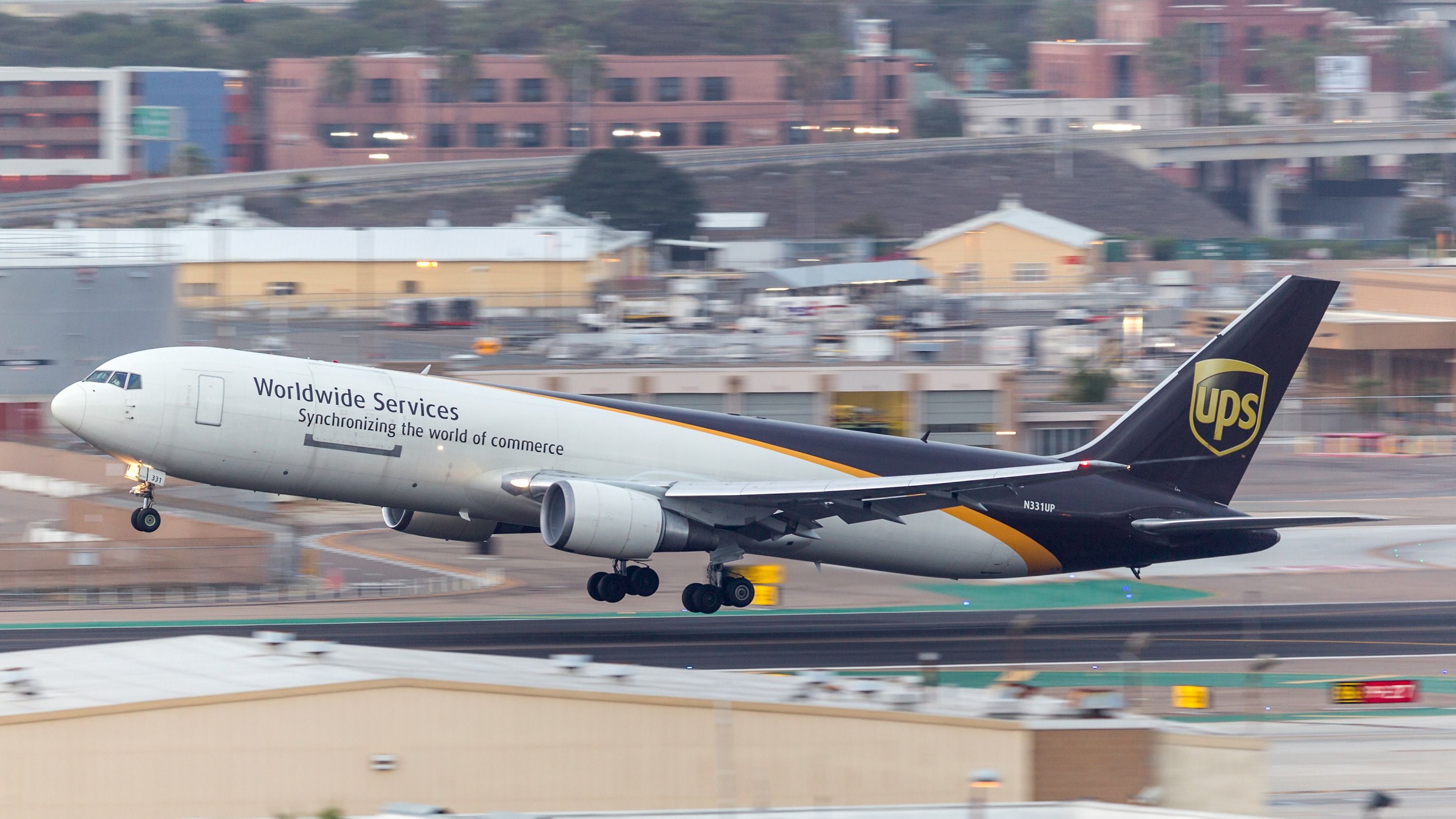 UPS Boeing 767-300ER-Frachter kehrt nach Treibstoffleck zum Sydney ...