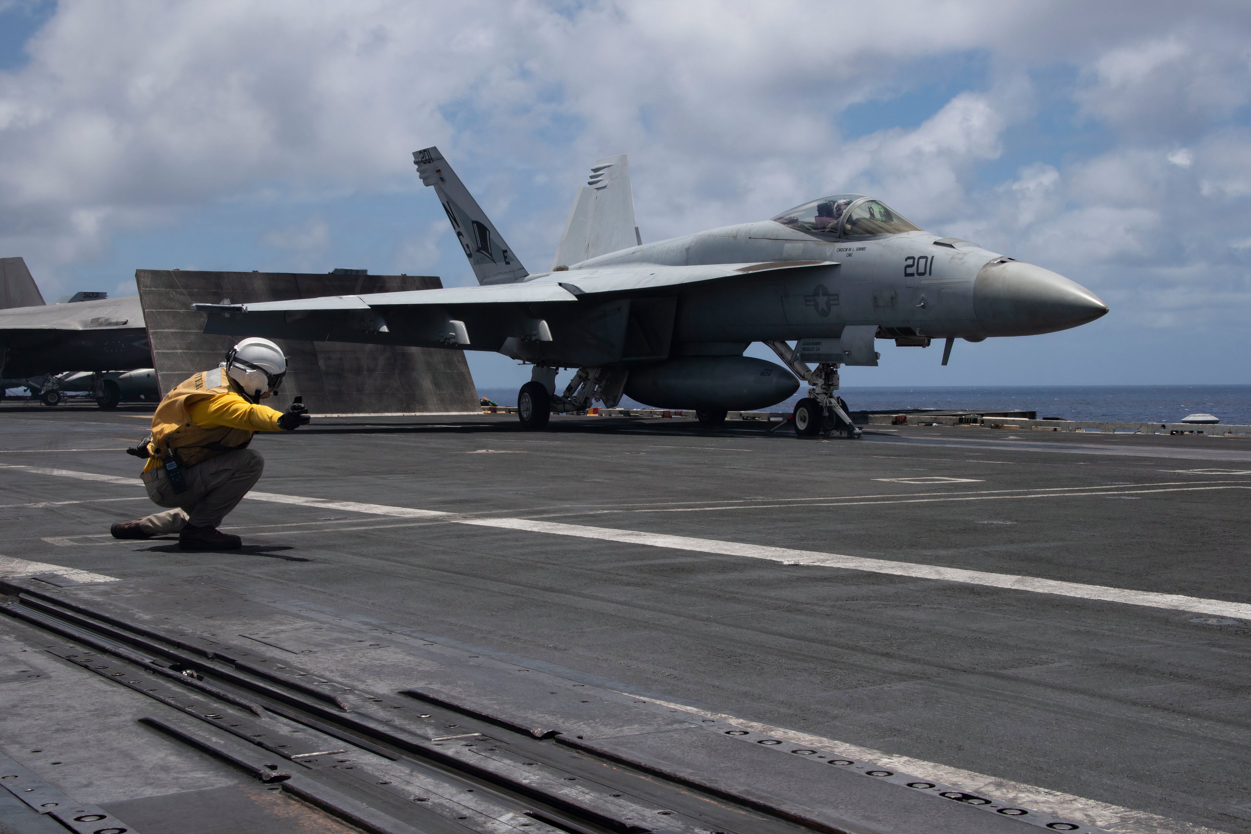 What Are The Differences Between The US Navy EA-18 Growler & F/A-18F ...