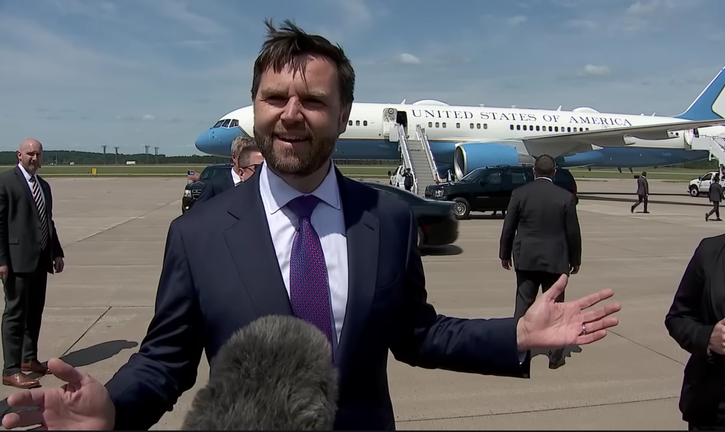 Air Force Two Envy: Vance Surprises Harris At Wisconsin Airport To See ...