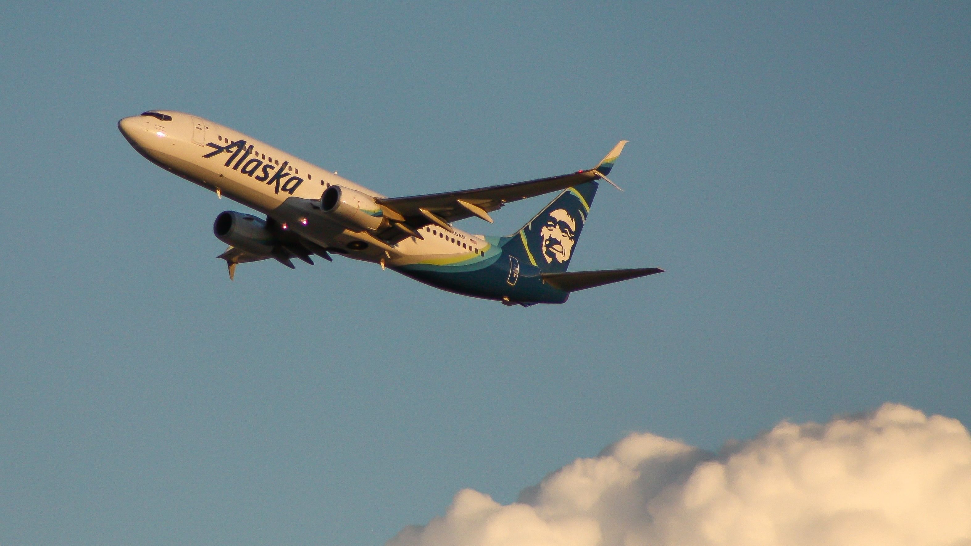 Alaska Airlines Confirms Its Most Frequent Flyer Has Earned Over 3 ...
