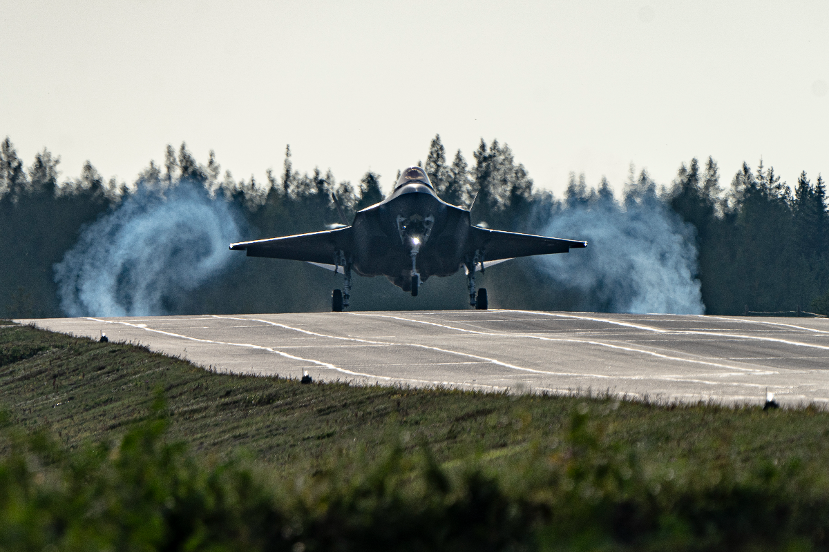 WestJet Returns 1st Hail-Damaged Boeing 737 & 787 To Service As Triage ...