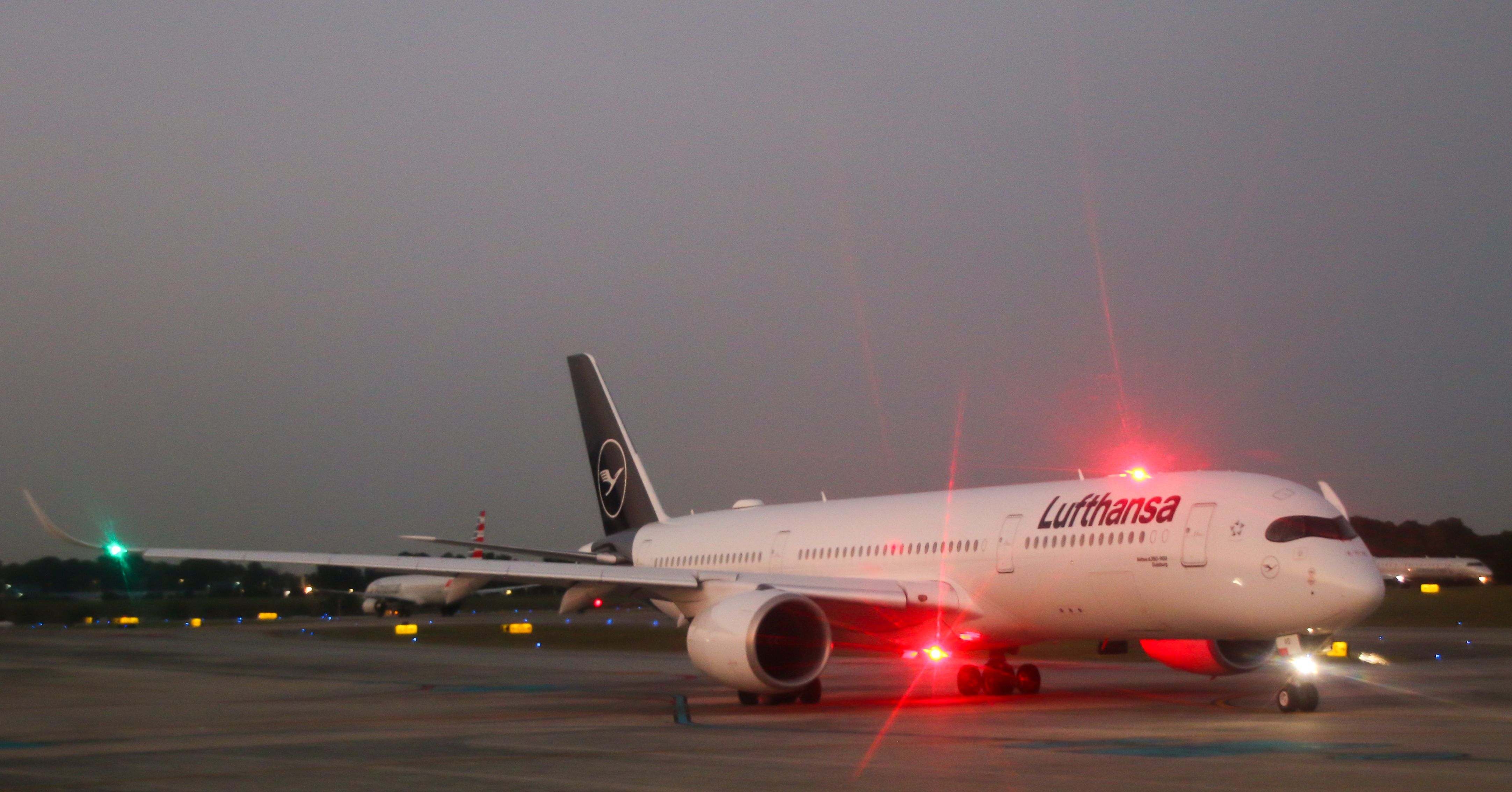 What Types Of Anti-Collision Lights Do Commercial Aircraft Have?