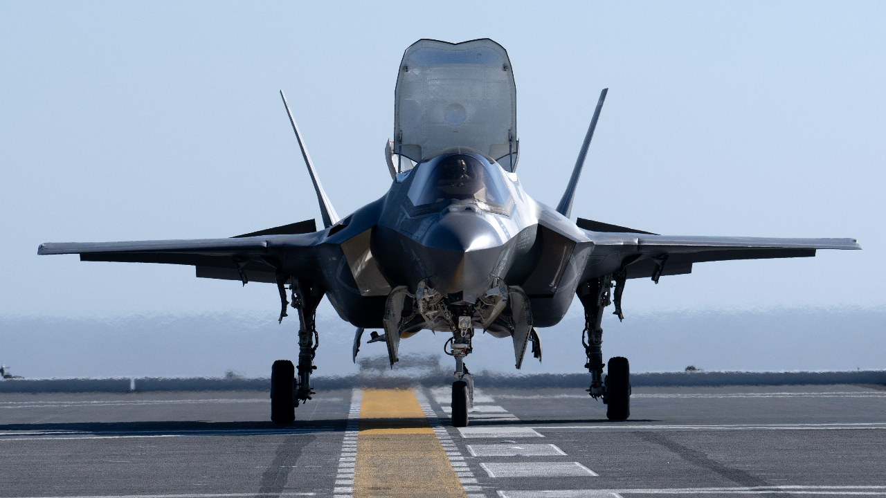 US Marines F-35B Makes 1st Landing On Japan's Izumo-Class Destroyer JS Kaga