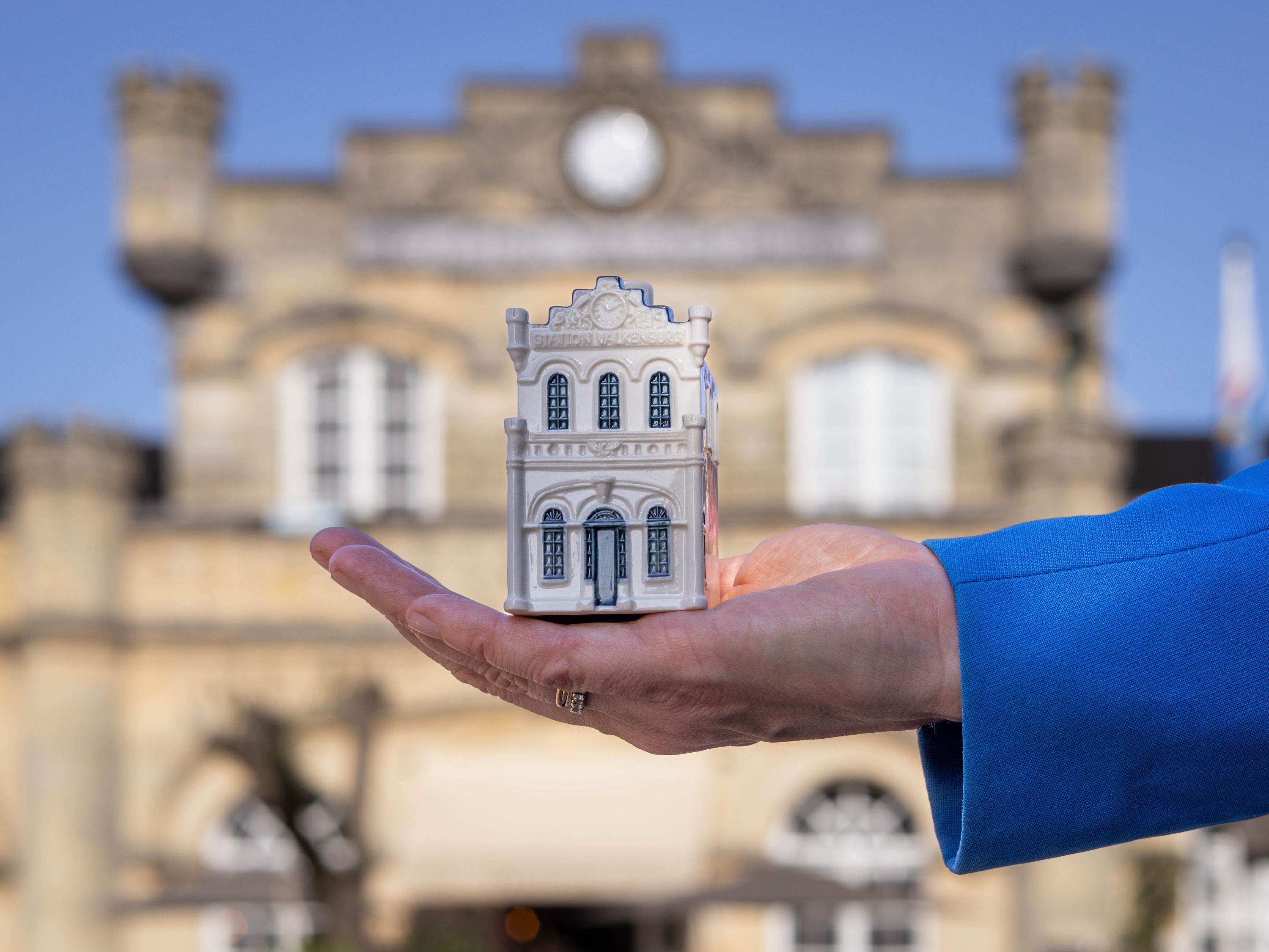 What Are KLM's Delft Houses?