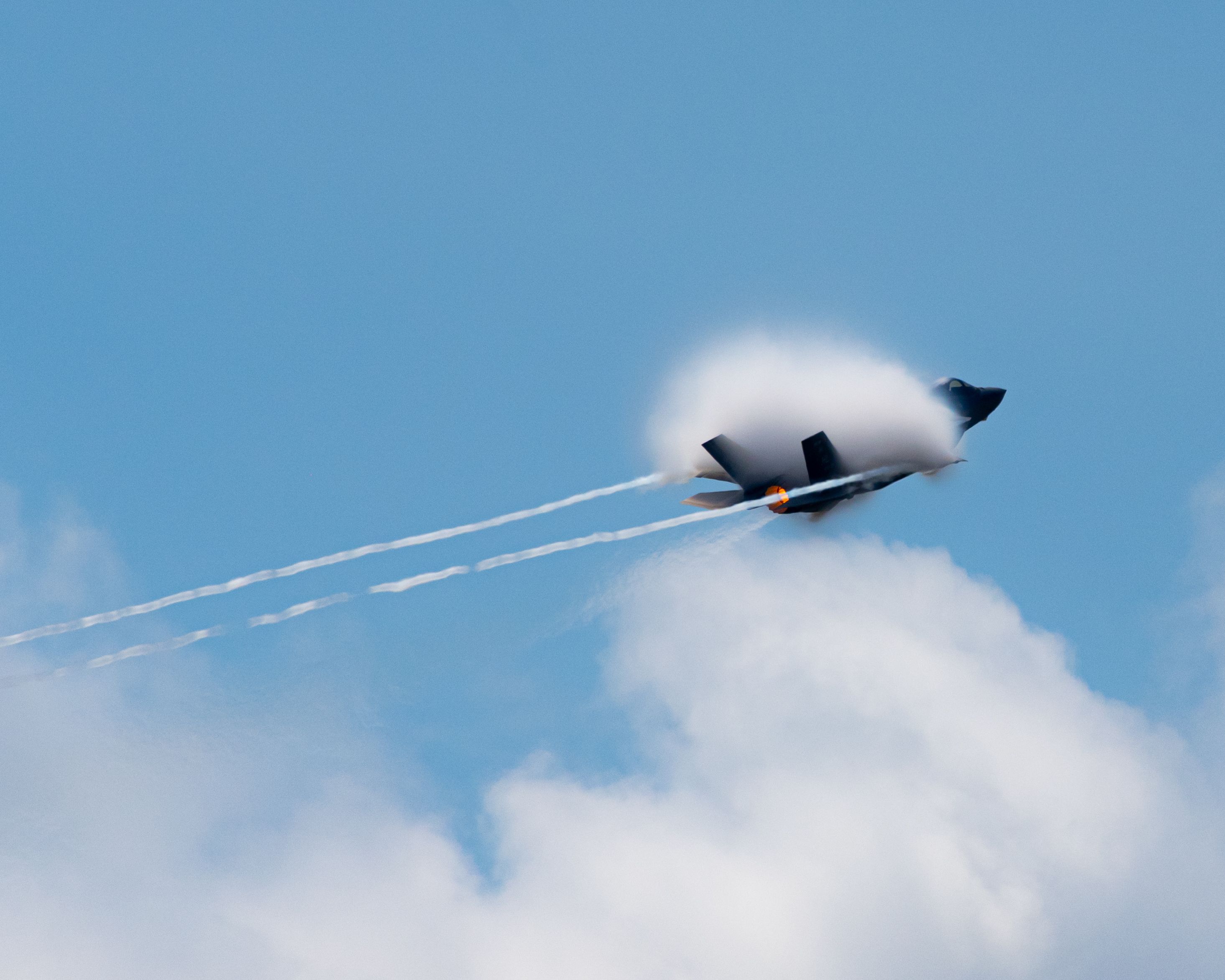 What Causes Fighter Jet Vapor Cones?