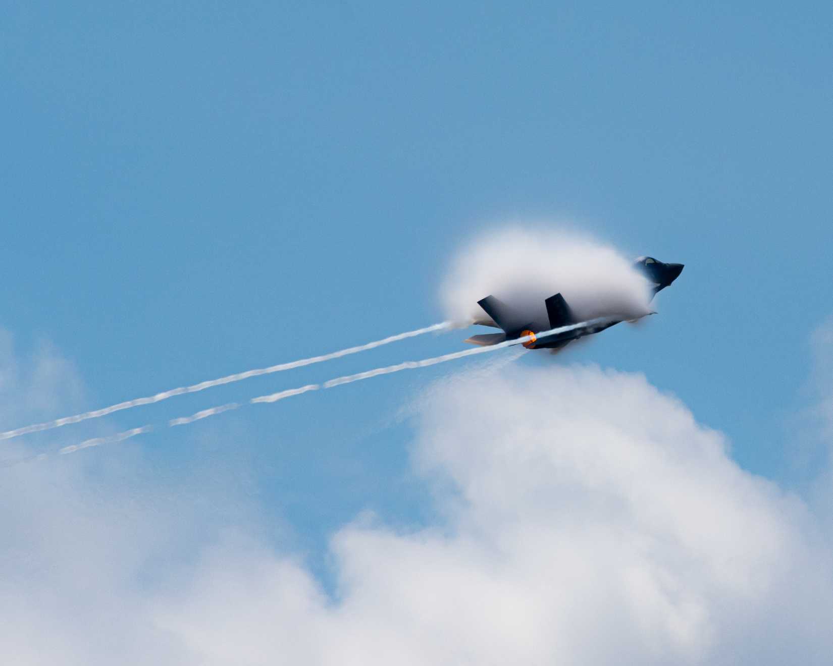 What Causes Fighter Jet Vapor Cones?