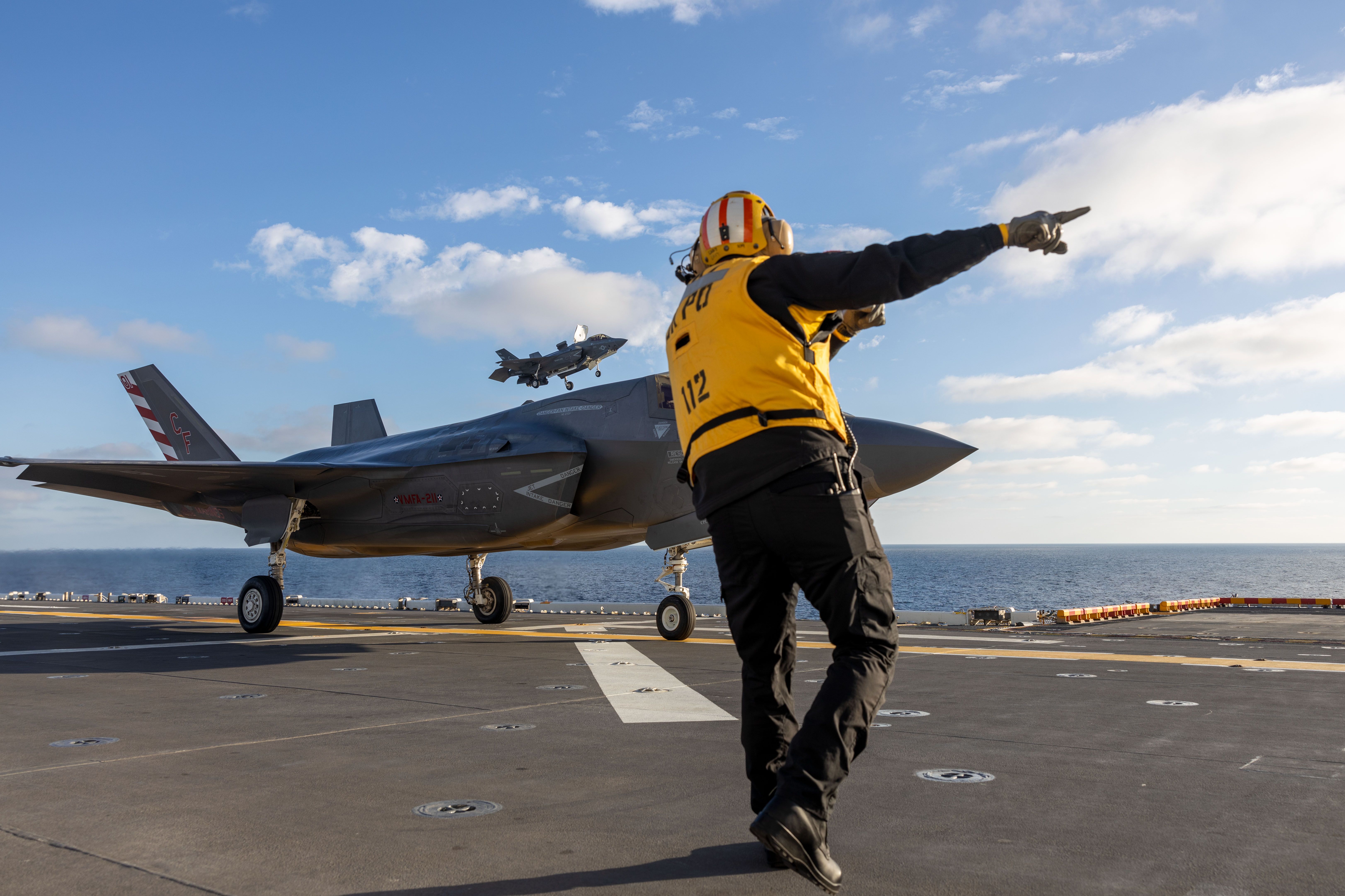 How Do USMC F-35B Fighters Perform SVTOL On Ships?